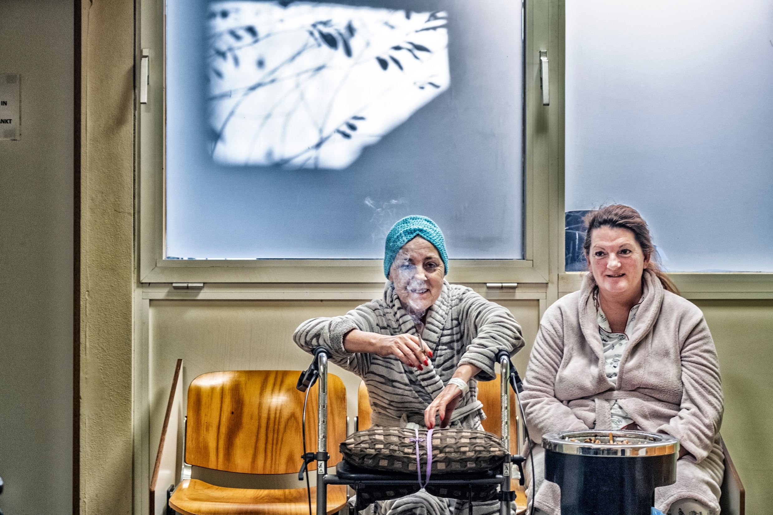 ‘De rookpauze is het enige moment dat wij even kunnen zitten’ | De Morgen