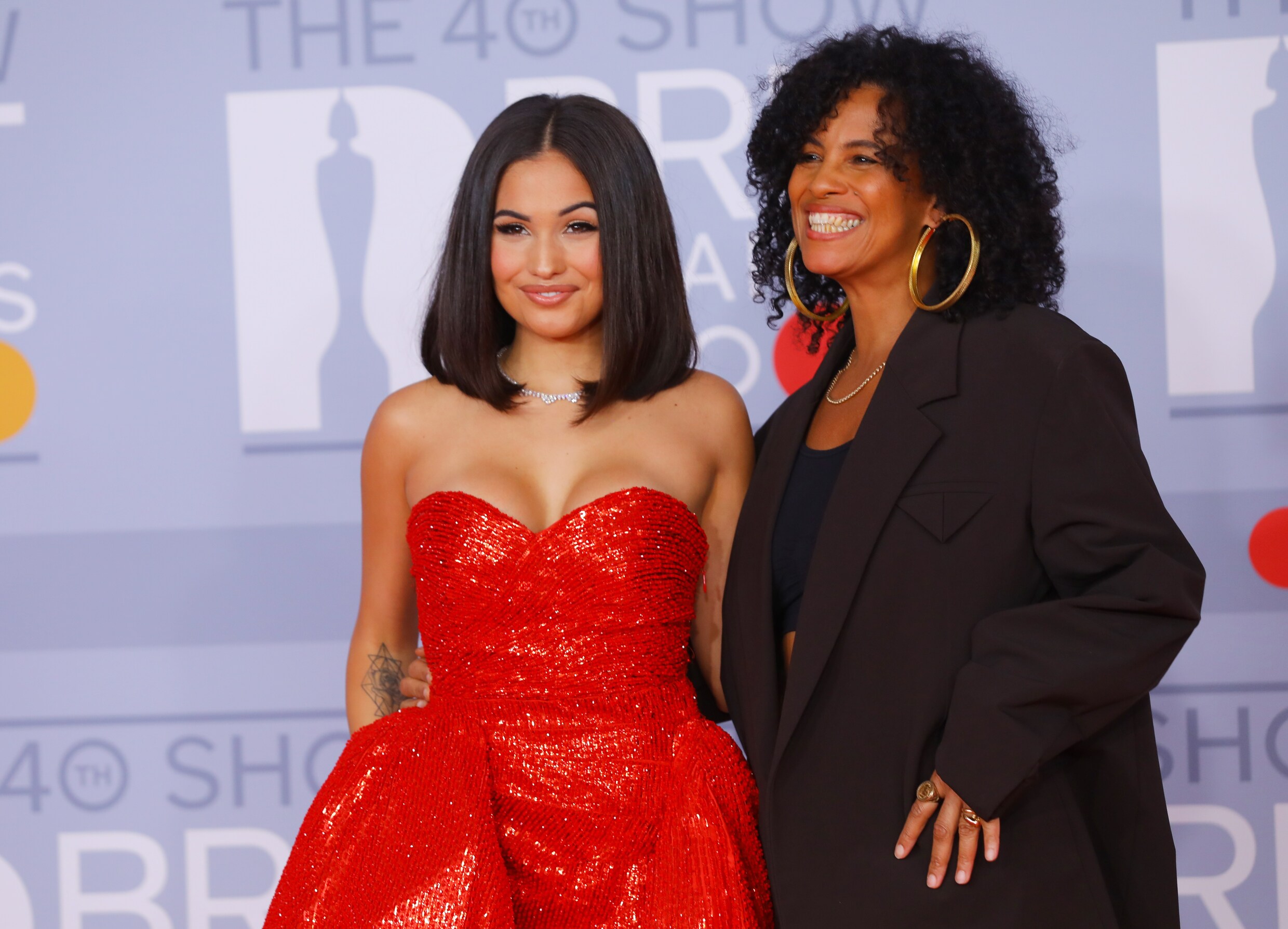 ‘Ik wou gewoon normaal zijn, in een hokje passen’: hitwonder Mabel | De ...