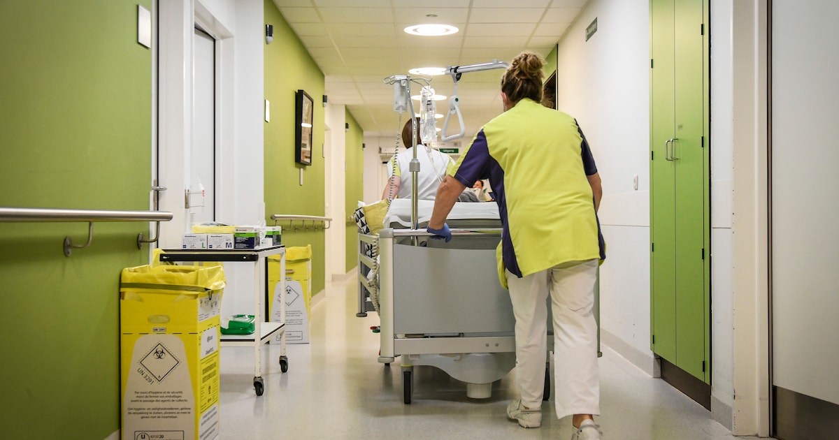 ‘Ze dwingen ons bijna om een test af te nemen’: druk op ziekenhuizen ...