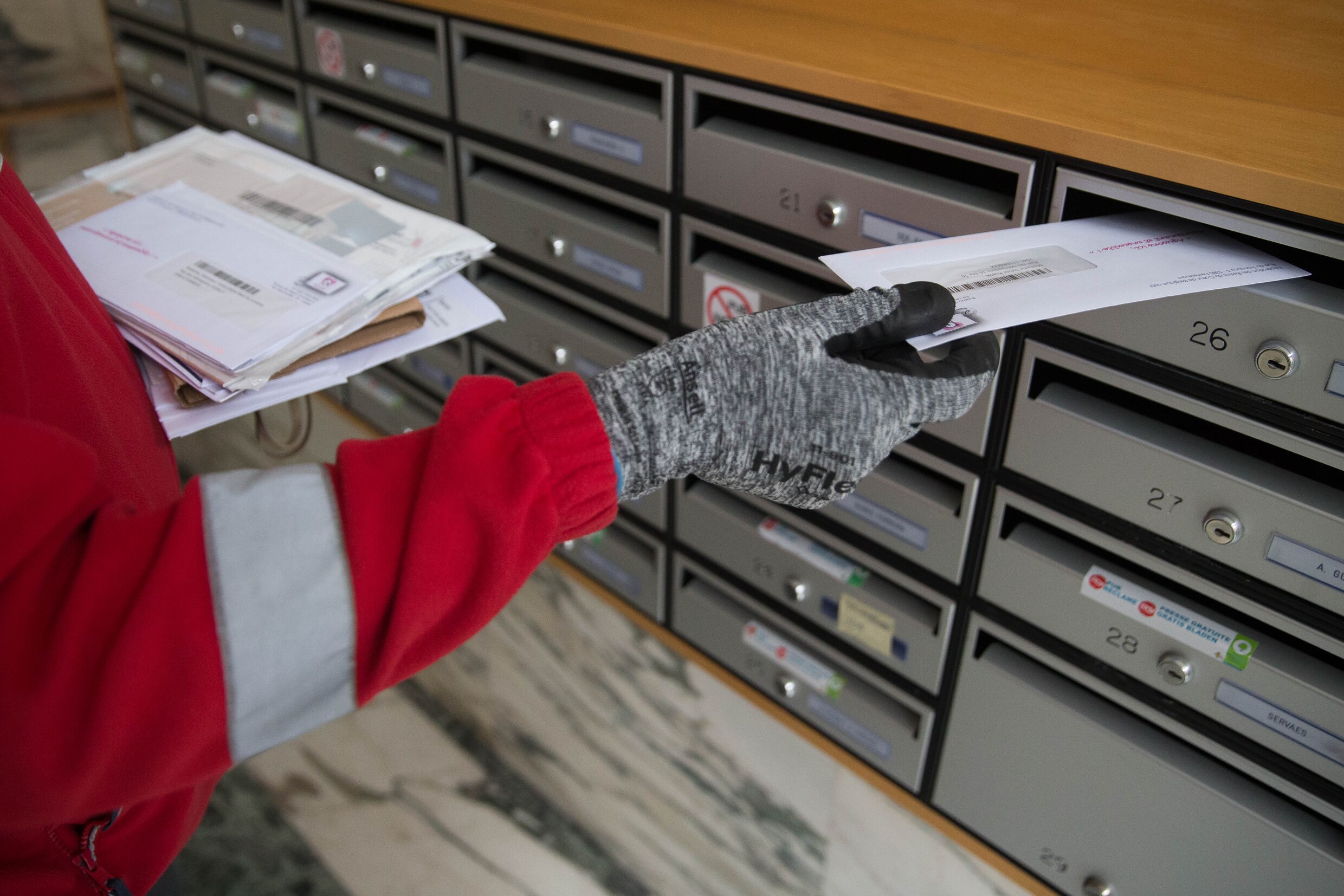 Roos (39) beschrijft hoe leven als postbode echt is: ‘Ik kreeg gisteren ...