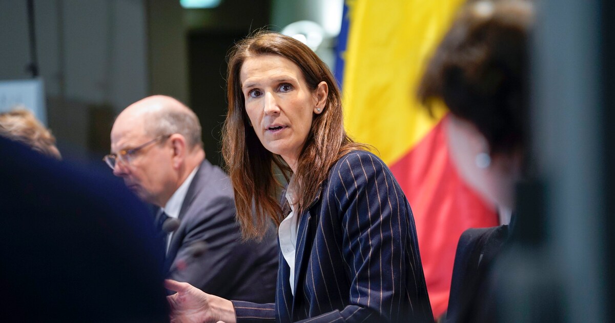 Premier Wilmès zat samen met tien partijen die volmachten gaan steunen ...