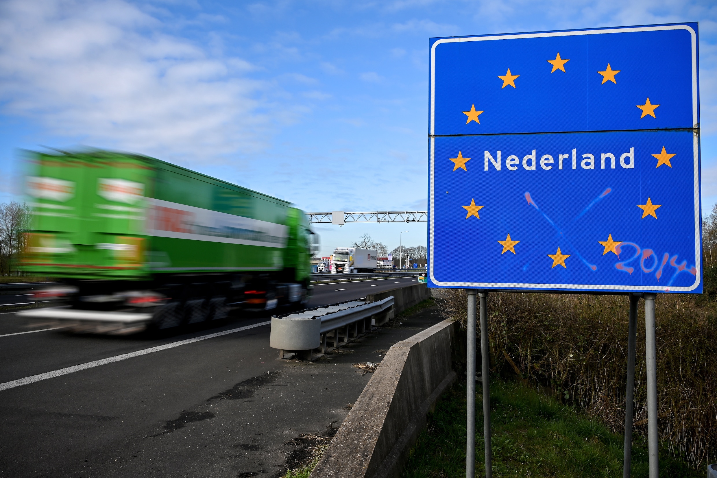Nederland begint met controles aan grens met België en Duitsland | De ...