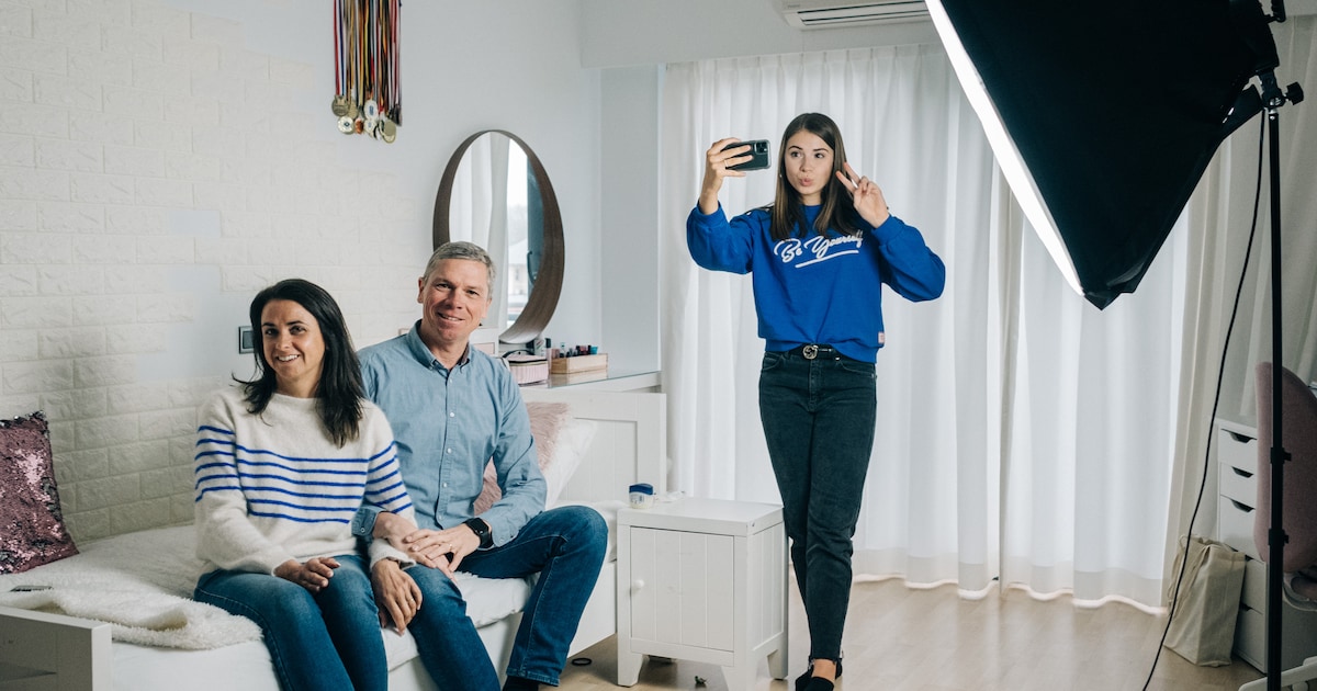 De (bezorgde) ouders van jonge influencers: ‘De politie stond met een huiszoekingsbevel voor de ...