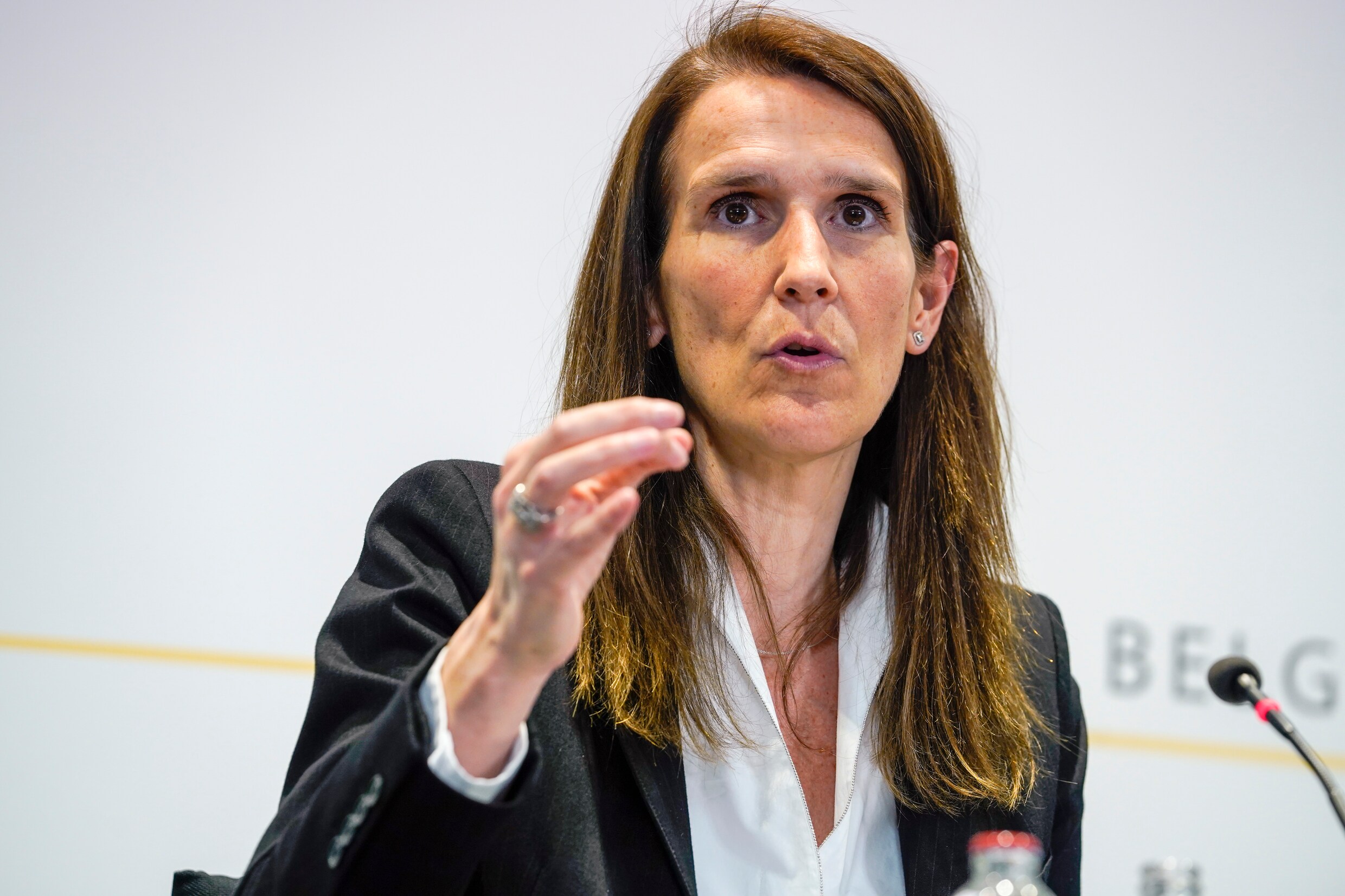 Mevrouw Wilmès, de regularisering van mensen zonder papieren heeft ...