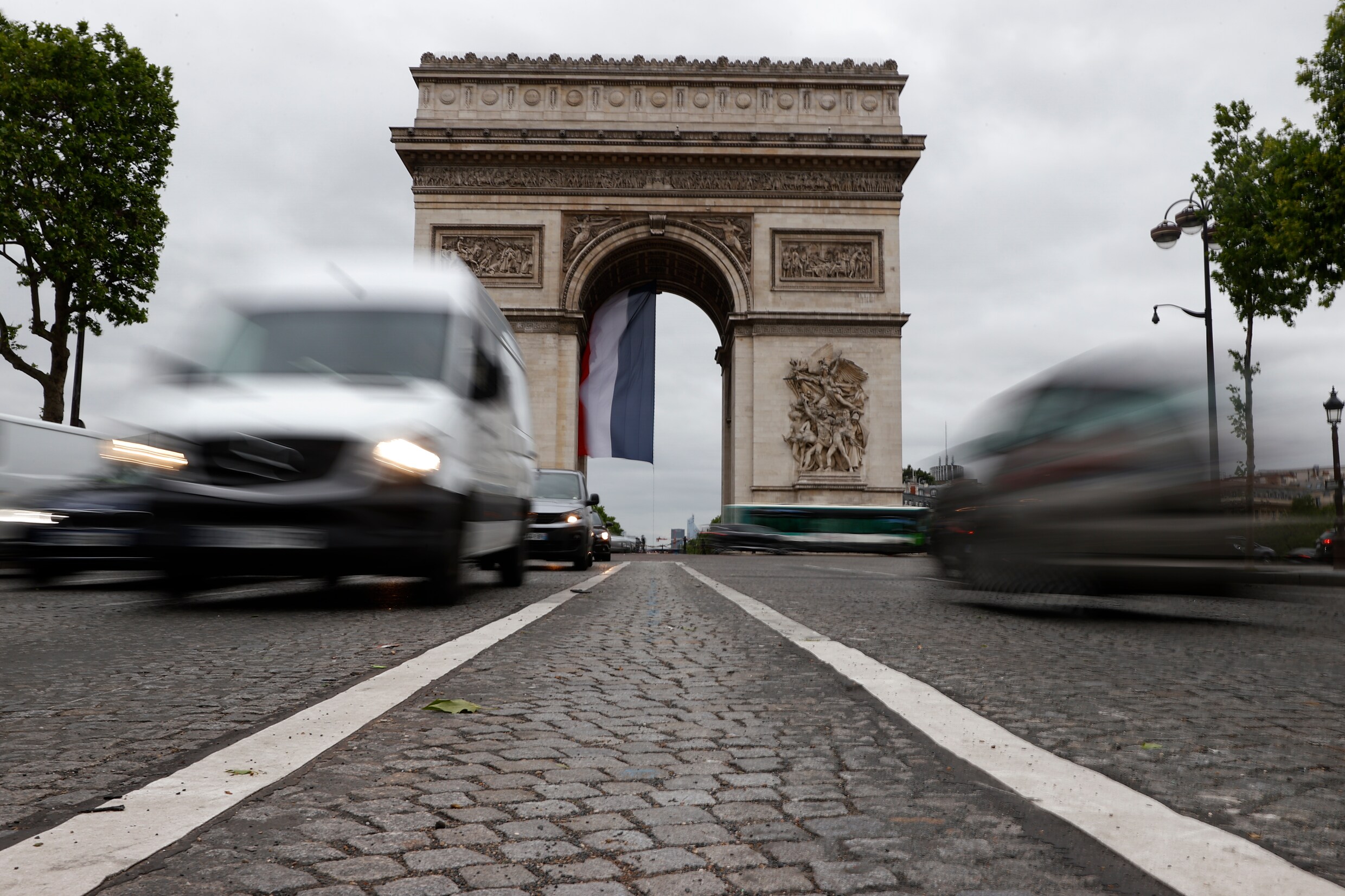 Vanaf 2024 moeten SUV-bestuurders meer betalen om te parkeren in Parijs ...