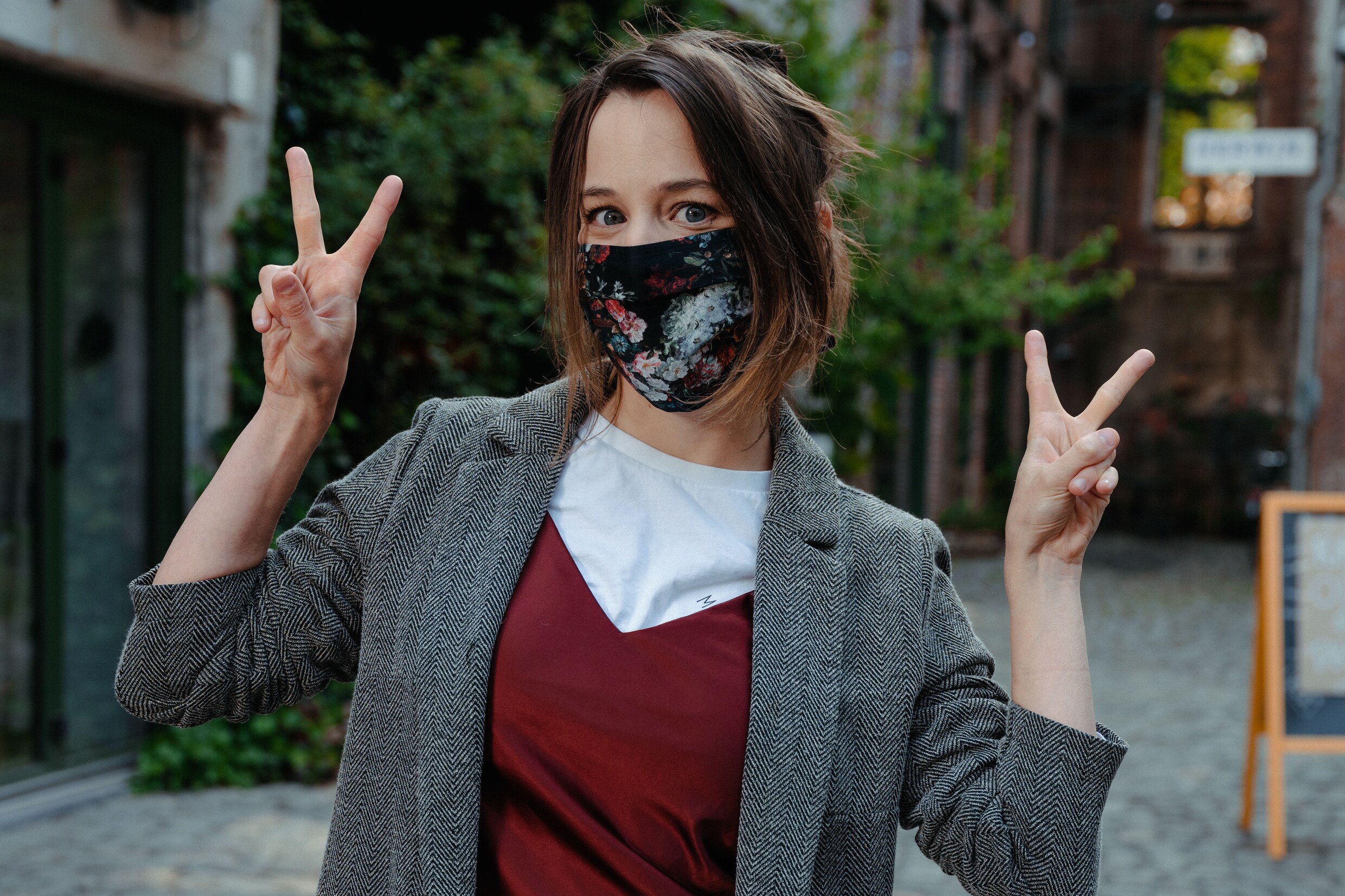 Nu kussen of handen schudden niet meer mag: hebben we nieuwe ...