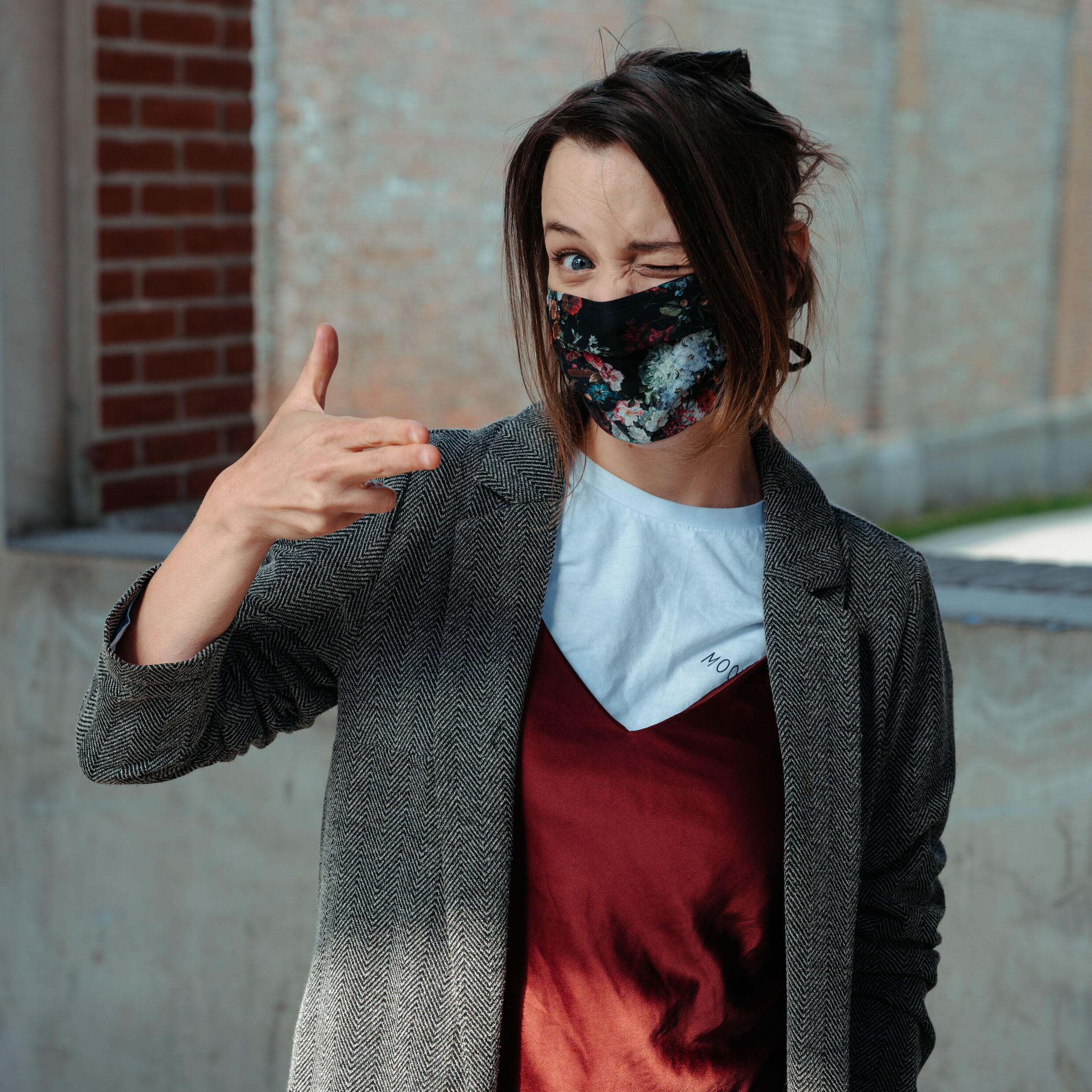 Nu kussen of handen schudden niet meer mag: hebben we nieuwe ...