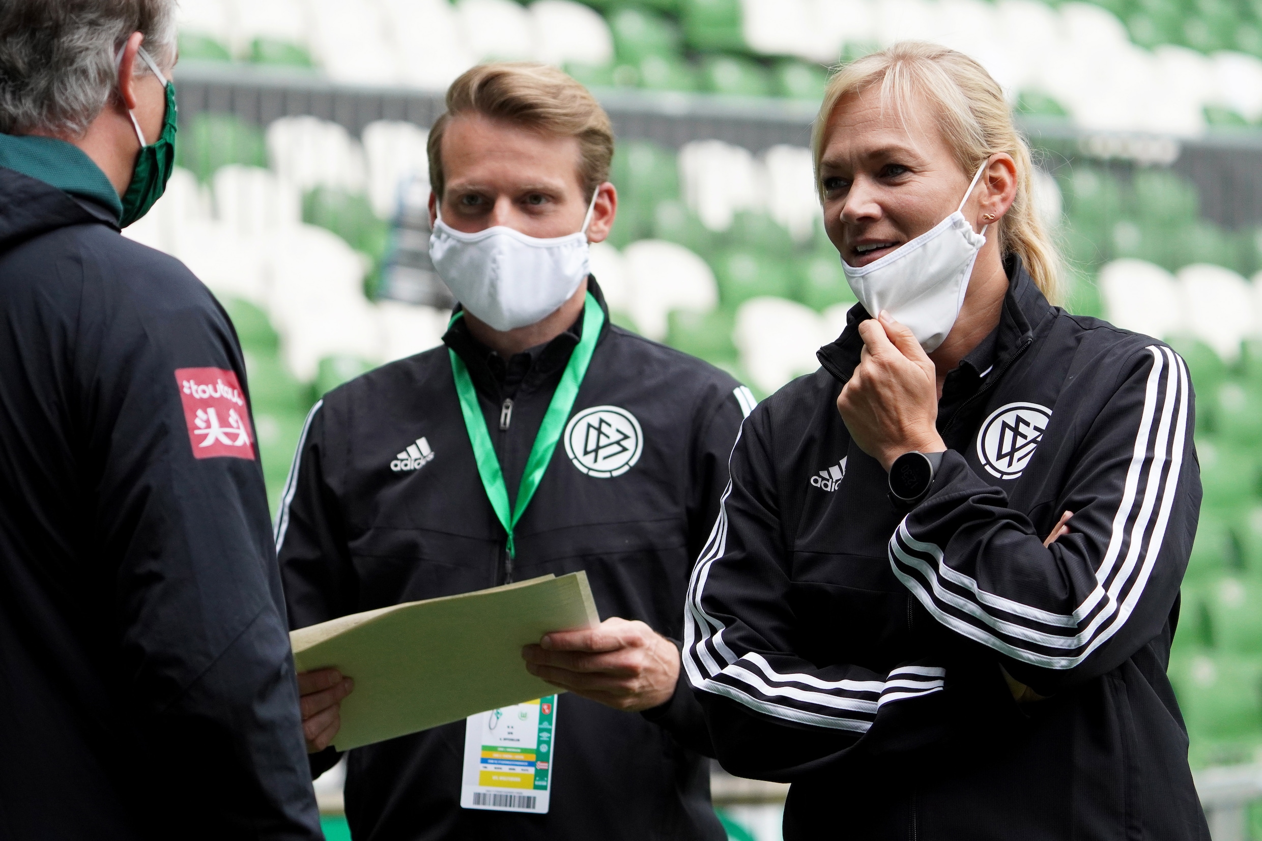 Met een mondmasker in het VAR-busje? | De Morgen