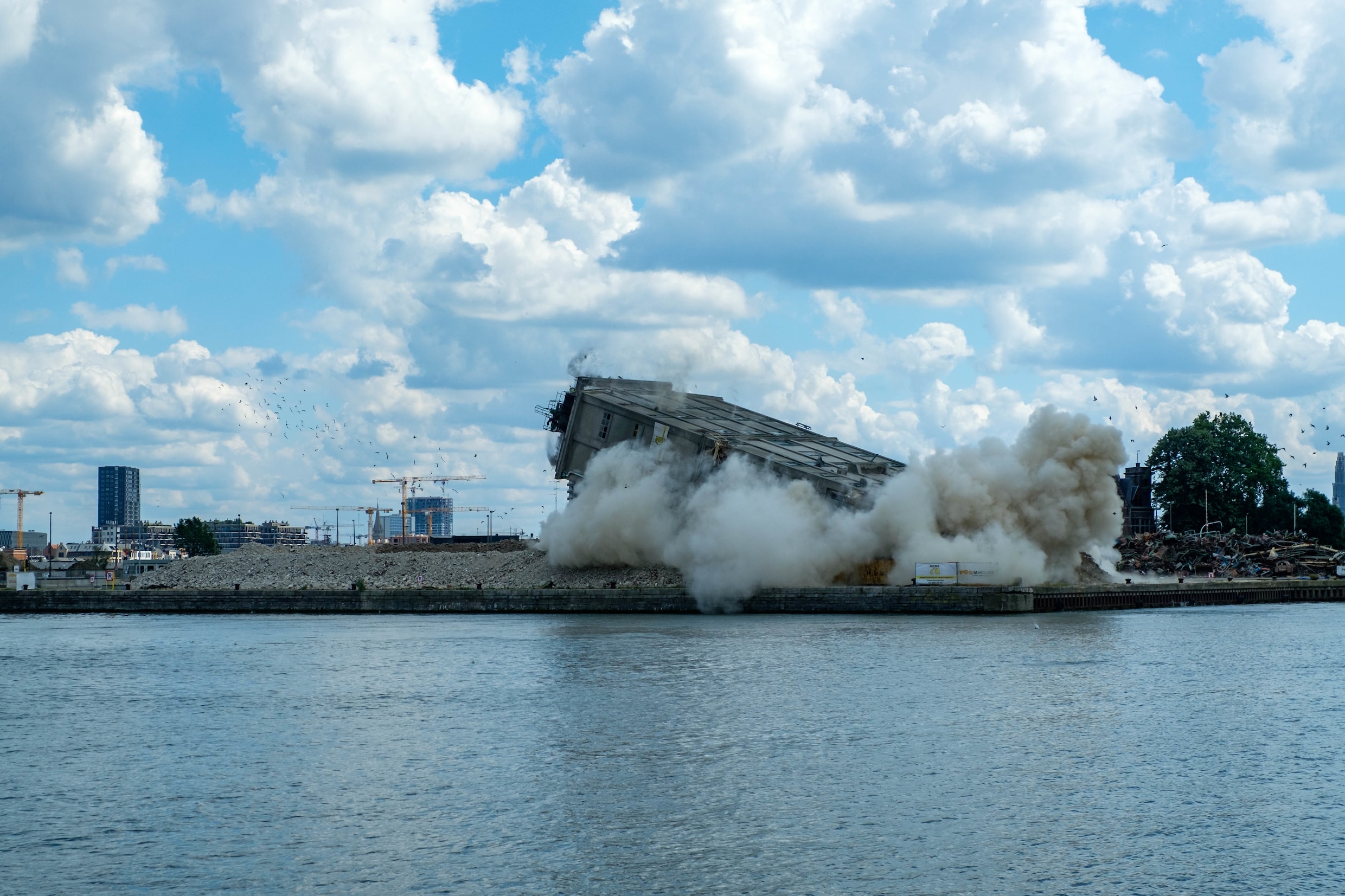 Toren SAMGA-gebouw stort in na gecontroleerde explosie in haven van ...