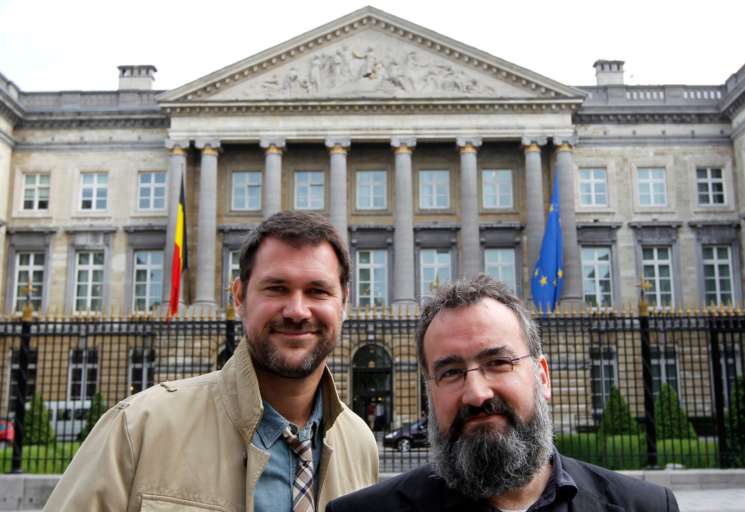 Radiomaker Koen Fillet laat protestbaard afscheren | De Morgen