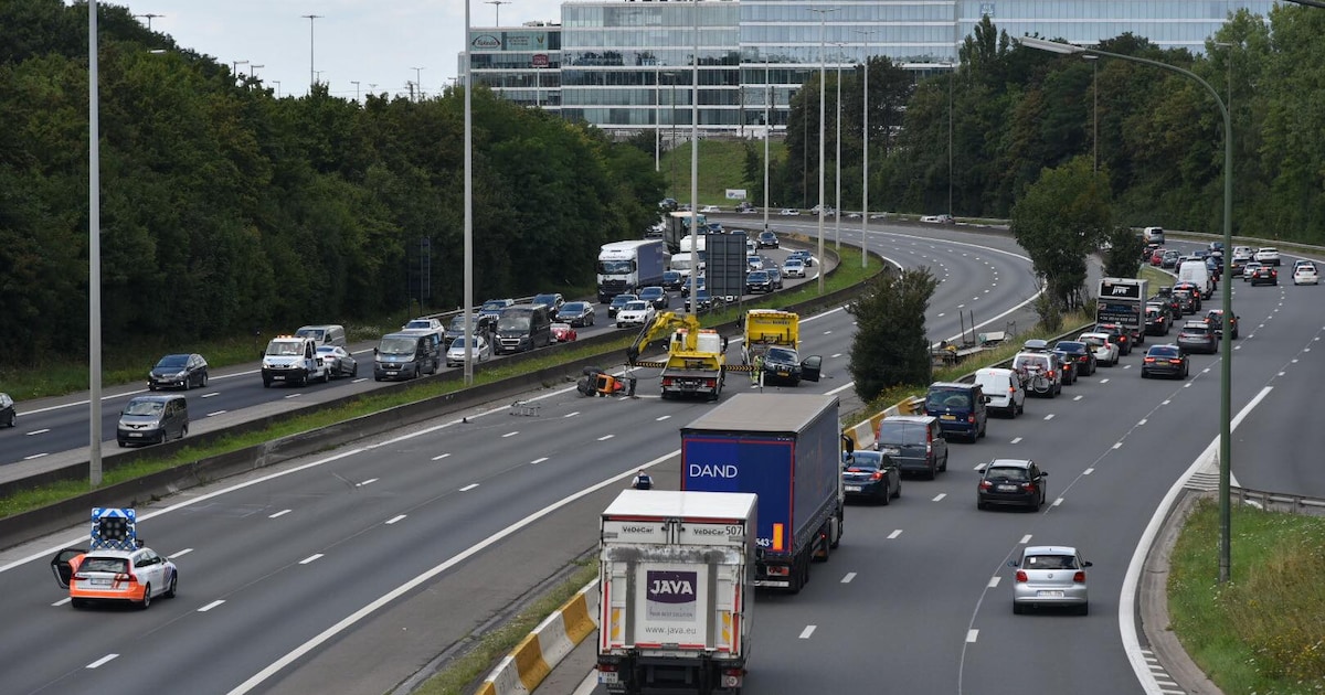 Zware ochtendspits na ongeval met één dode en twee zwaargewonden op ... Zware ochtendspits na ongeval met één dode en twee zwaargewonden op ...