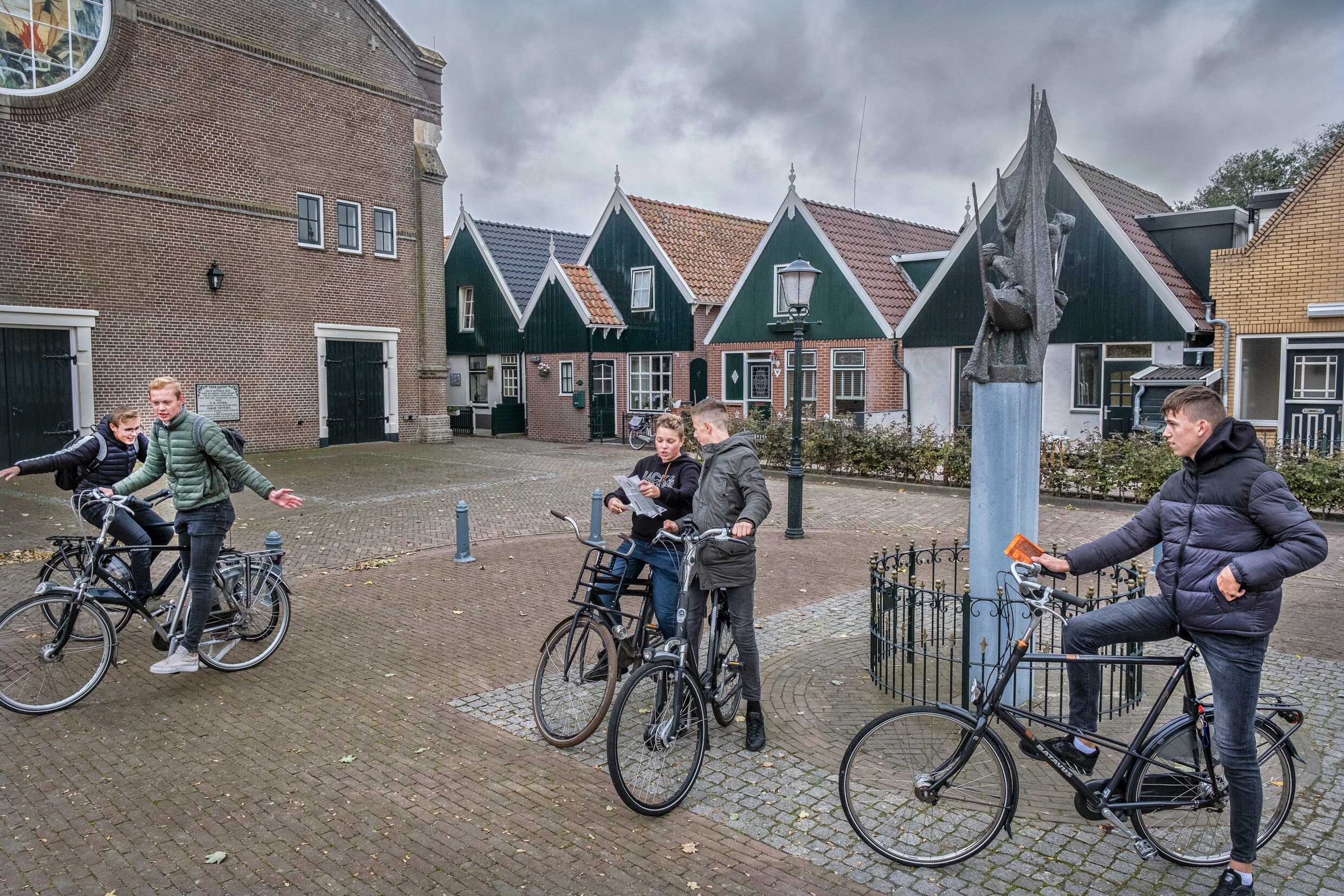 Bidden, vissen en zuipen: het geheime leven in Urk, het meest ...