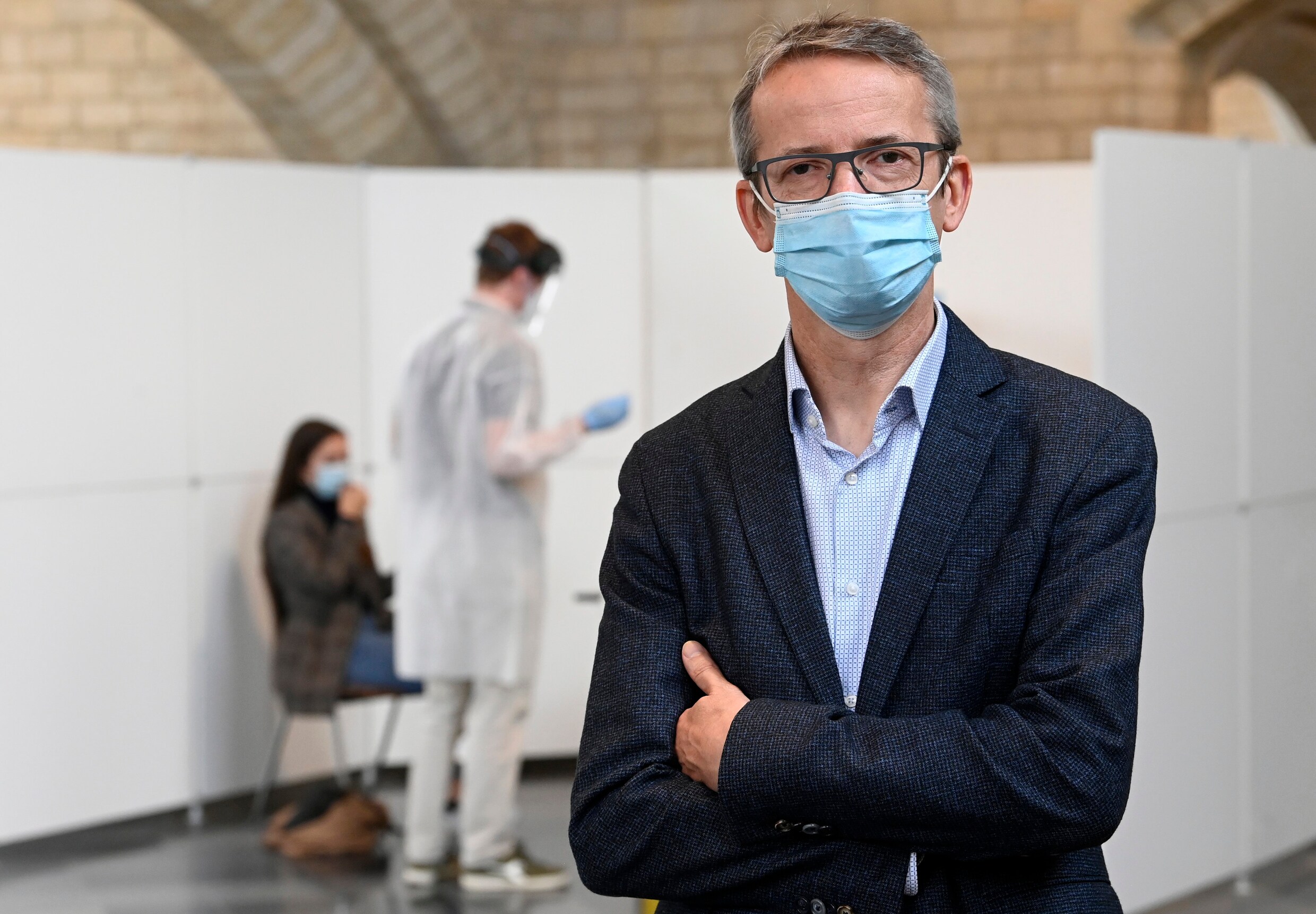 KU Leuven-rector Luc Sels wil studenten twee halve dagen les op campus ...