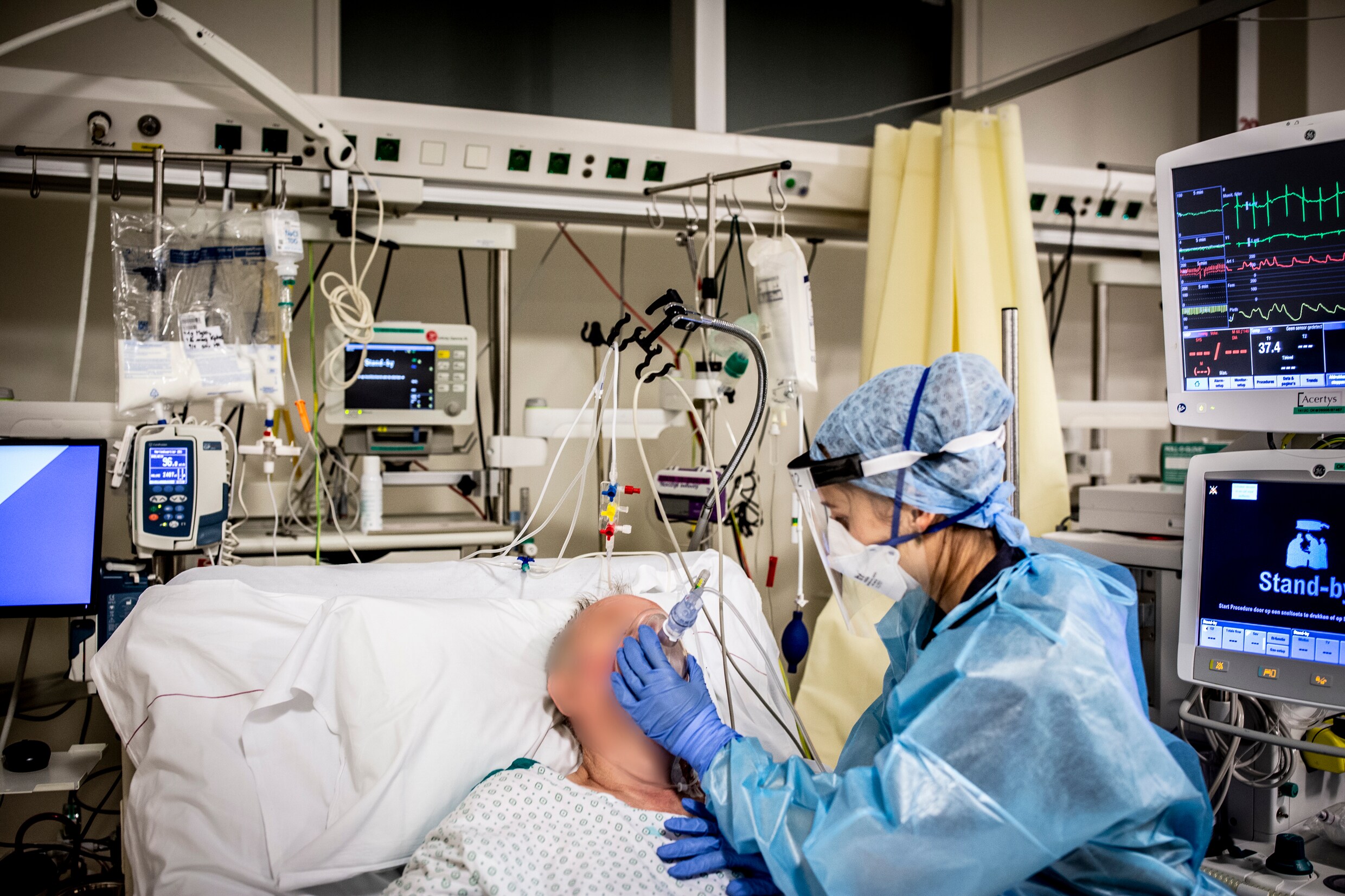 Aantal Besmettingen En Hospitalisaties Daalt Wel Weer Bijna 2 000