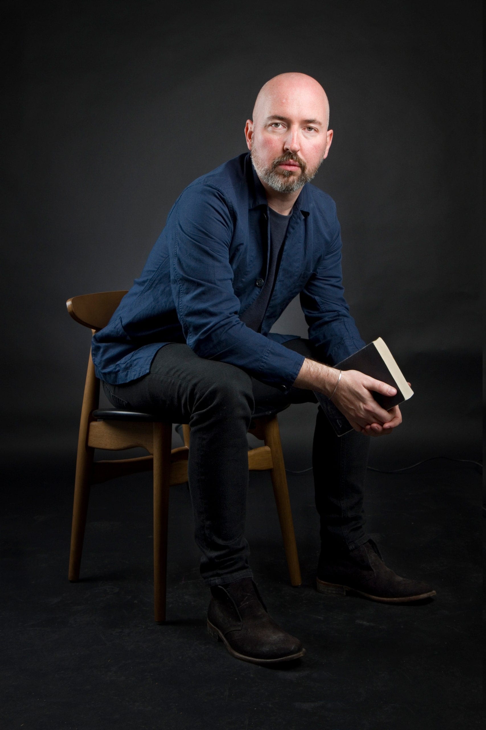 Douglas Stuart wint de prestigieuze Booker Prize met zijn debuutroman ...