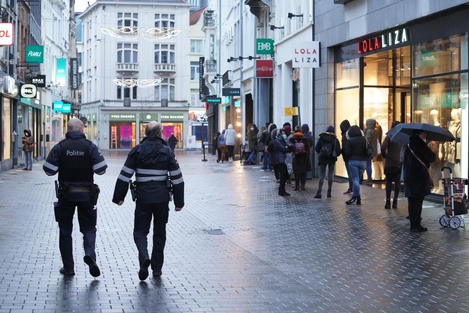Meteen wachtrij aan Primark bij heropening winkel, maar Stad Gent kijkt ...