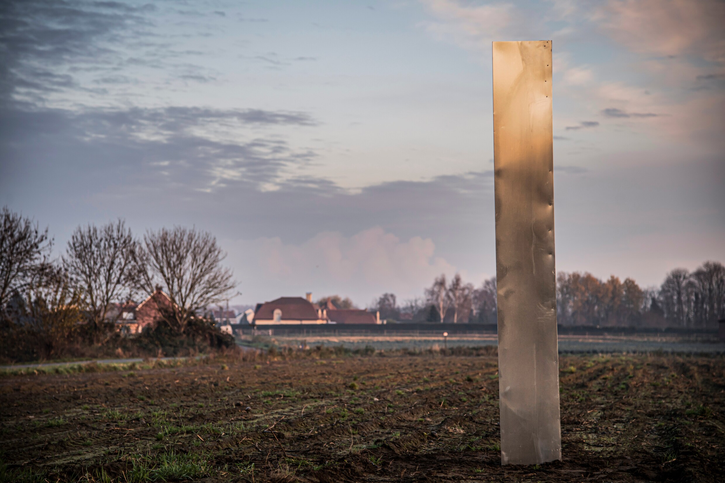 Grappenmaker of kunstcollectief? Mysterieuze monoliet duikt op op ...