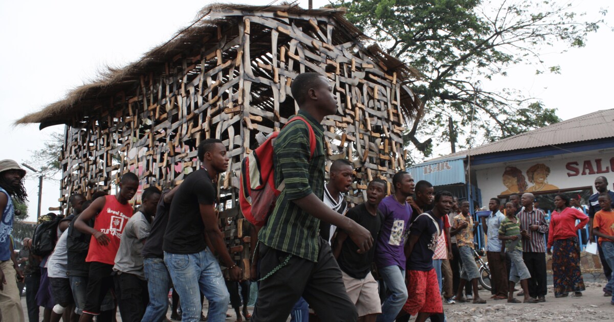 Een monumentale mengelmoes: Congolese kunstenaar Freddy Tsimba in het ...