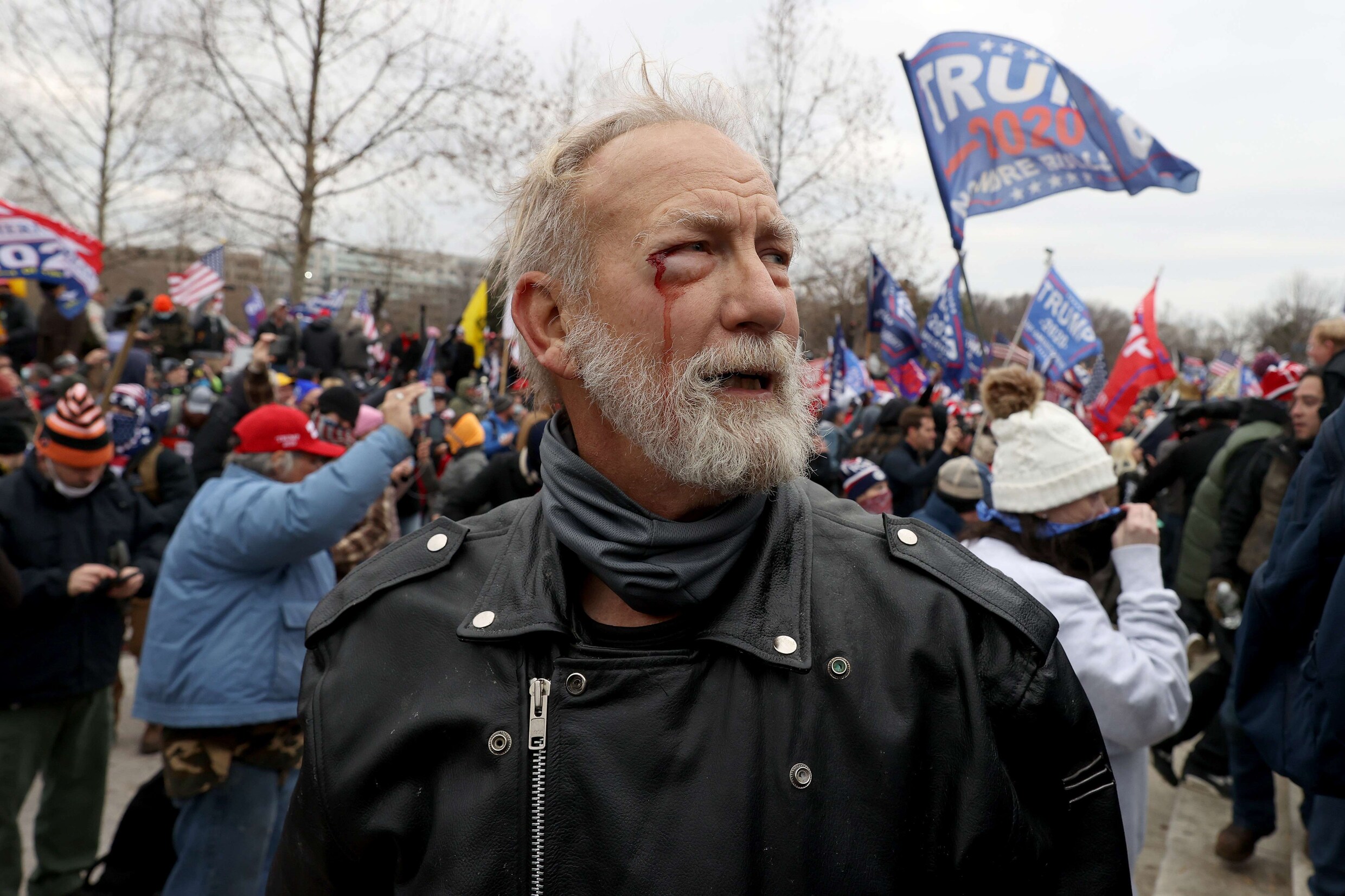 Hallucinante beelden tonen chaos in Capitool in Washington: Trump ...