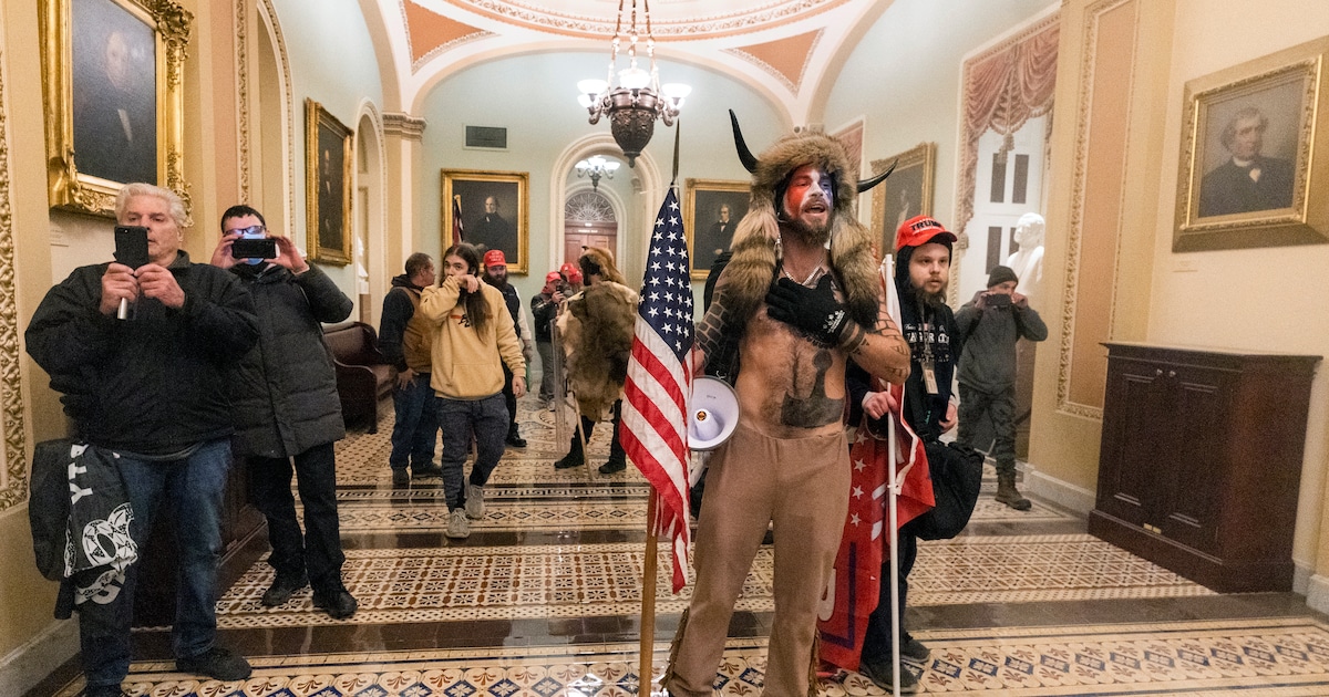 Deze ‘QAnon-sjamaan’ was de opvallendste bestormer van het Capitool ...
