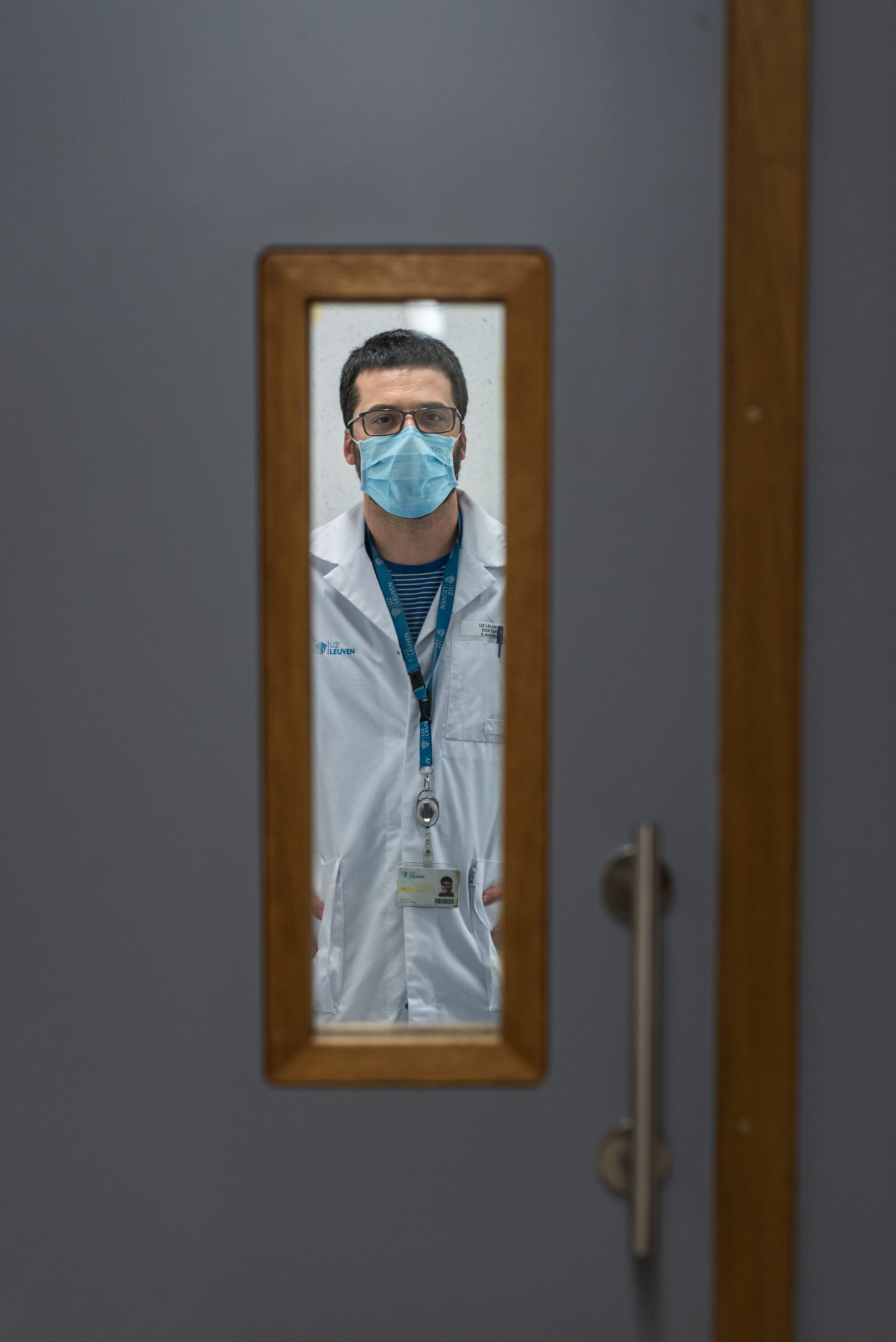 Viroloog Emmanuel André: ‘Ik sluit niet uit dat we opnieuw in lockdown ...