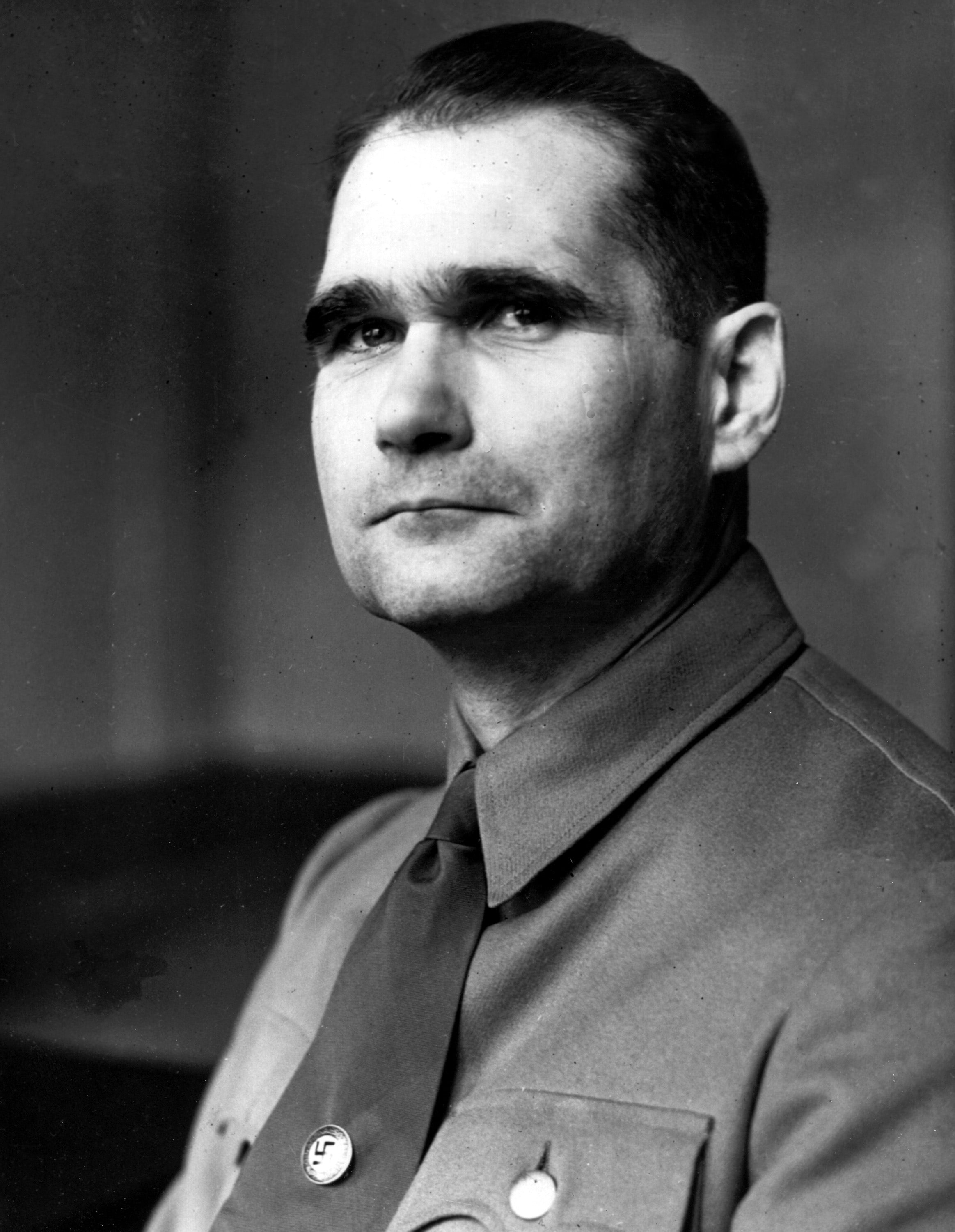 Rudolf Hess opgegraven, graf wordt vernietigd | De Morgen