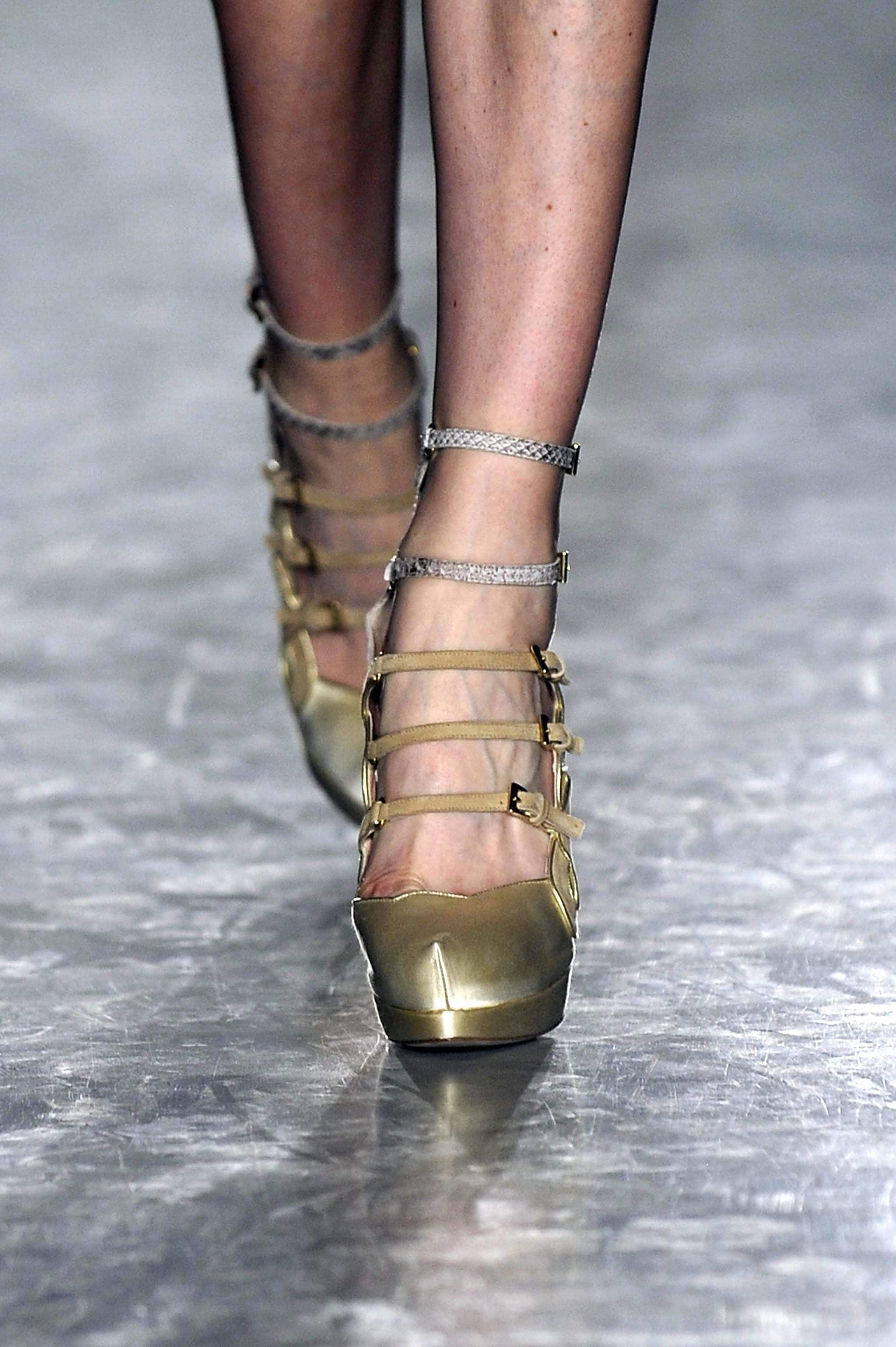 Het pijnlijke lot van een catwalkmodel: bont en blauwe voeten | De Morgen