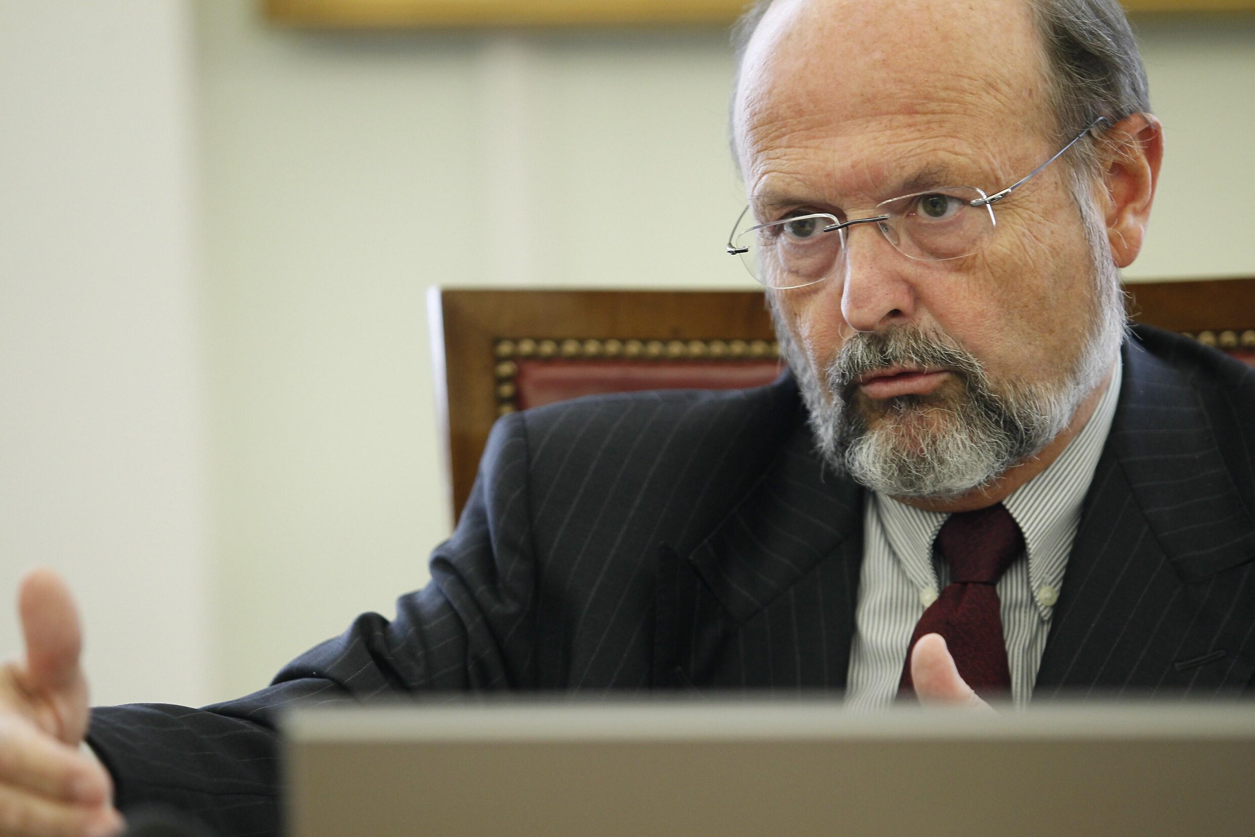 Kris Peeters beschuldigt gouverneur NBB van dubbelrol | De Morgen