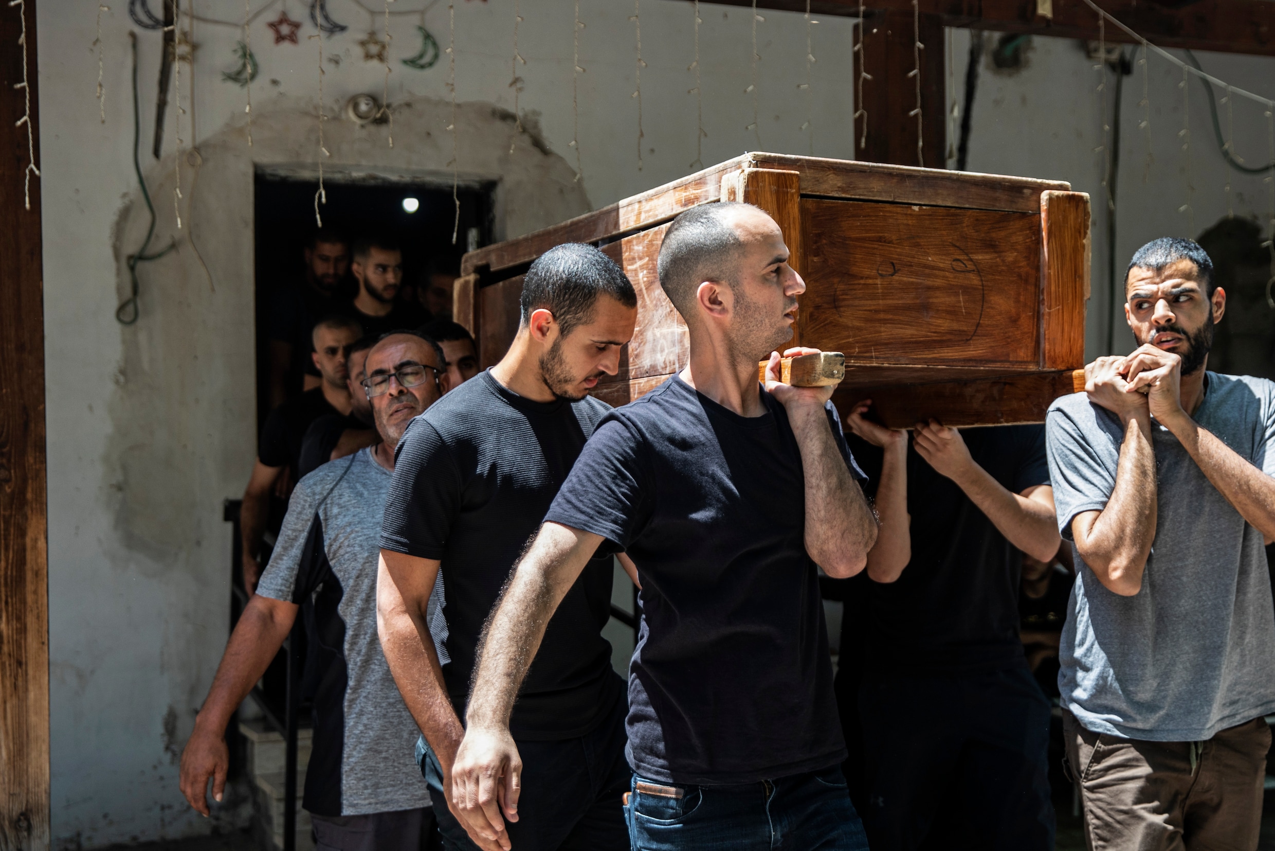 Het ware drama is dat er in beide kampen altijd wel iemand baat heeft ...