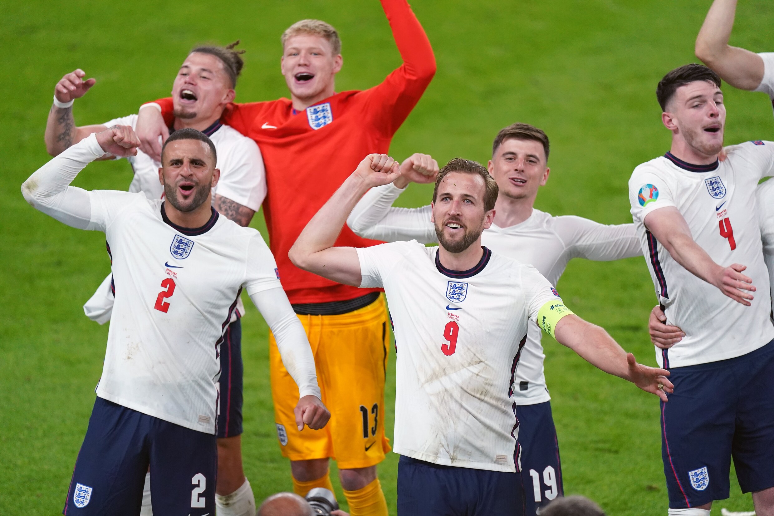 Volwassen mannen die arm in arm een liedje zingen, dan nog één van Neil ...