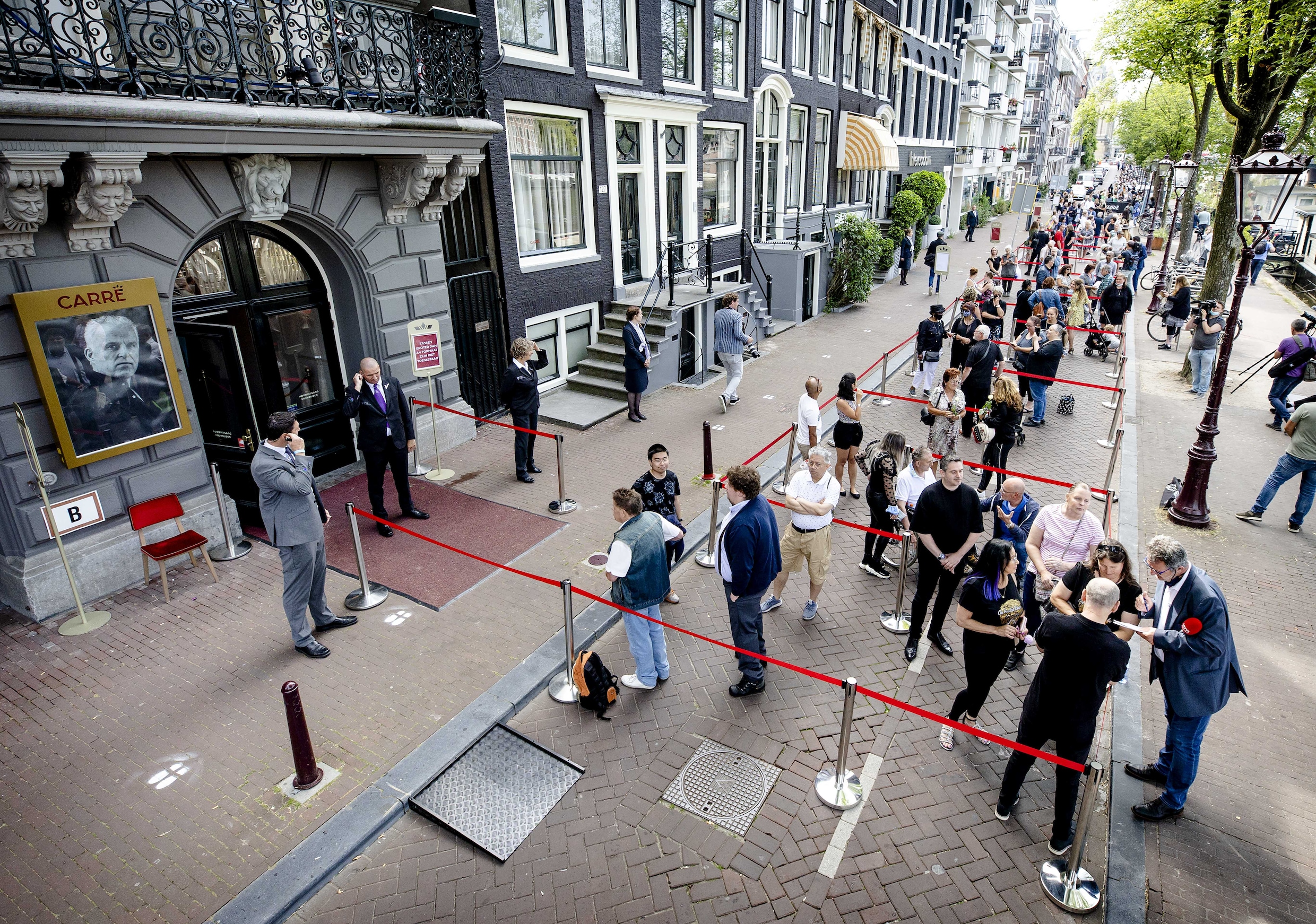 ‘Hij was er voor iedereen die hulp nodig had’: Nederland neemt afscheid ...
