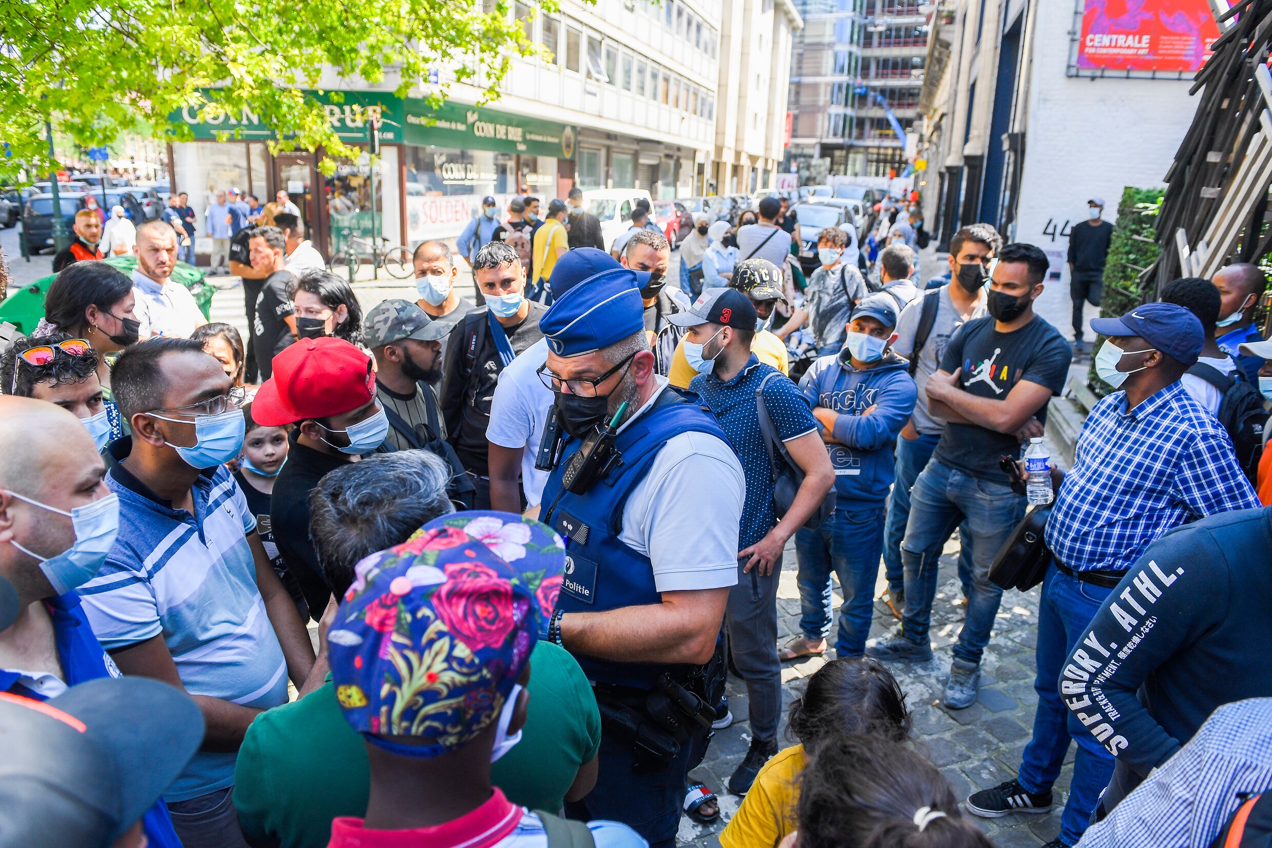 Neutrale zone voor sans-papiers trekt massa mensen aan | De Morgen