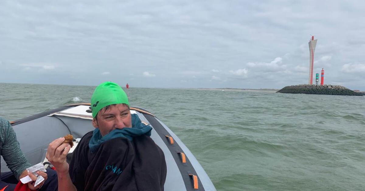 Zwemster Marieke Blomme (40) zwemt als eerste hele kustlijn af in 19 ...