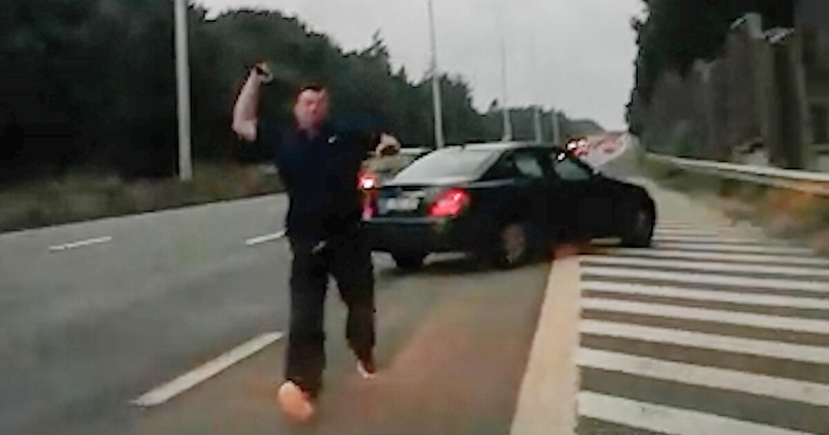 Koppel filmt zware verkeersagressie: chauffeur rijdt hen klem op snelweg en belaagt hen met ...