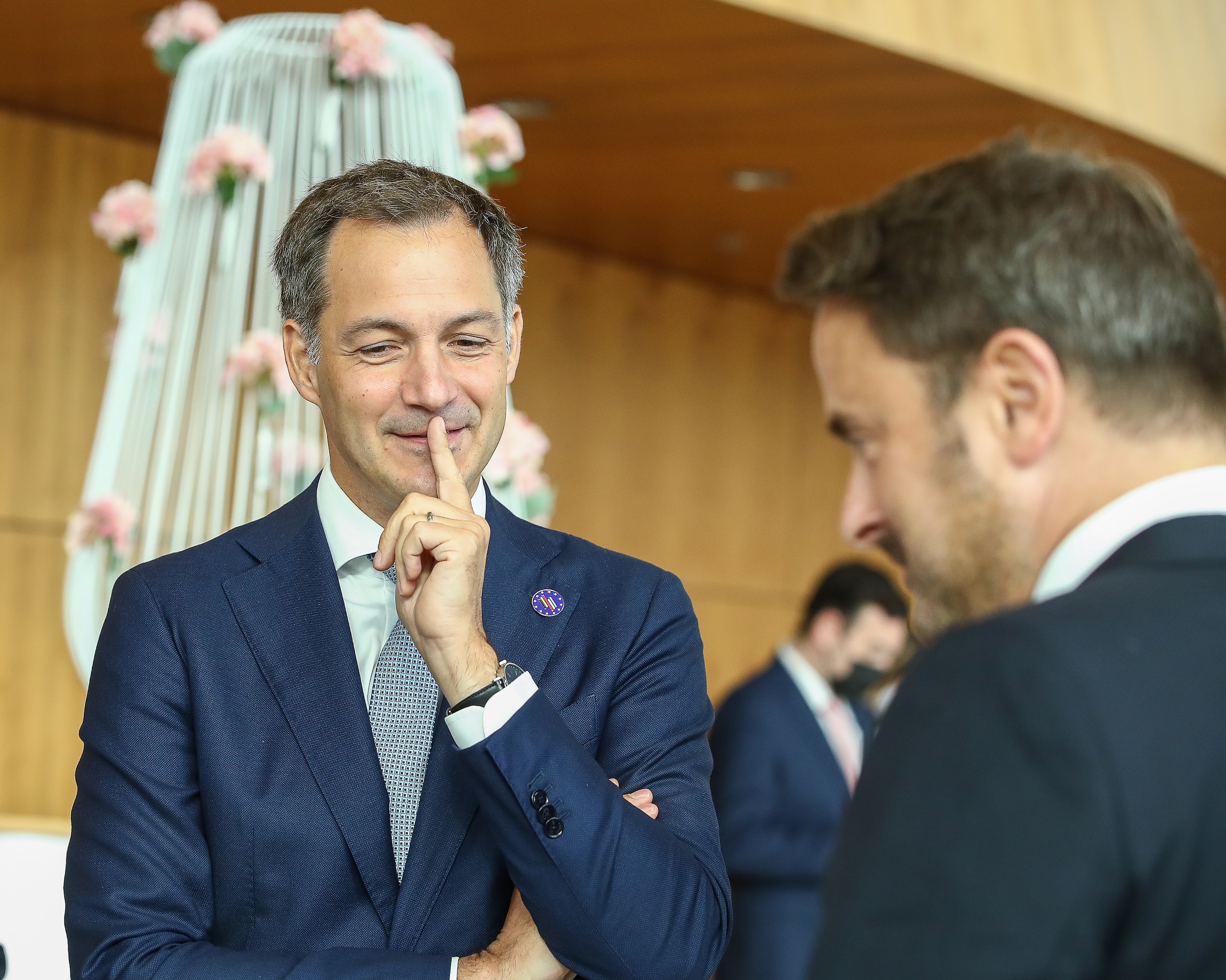 Blijft over: de privékwestie. Daar zit ’m, tot nader order, het ...