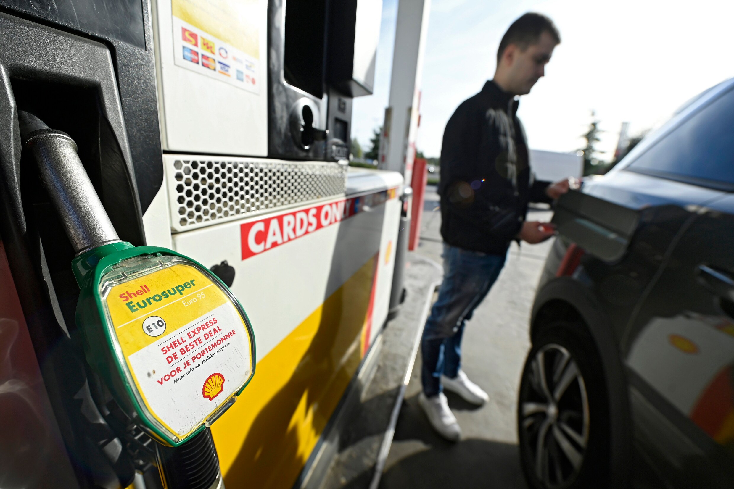 Benzineprijs stijgt naar hoogste niveau ooit | De Morgen