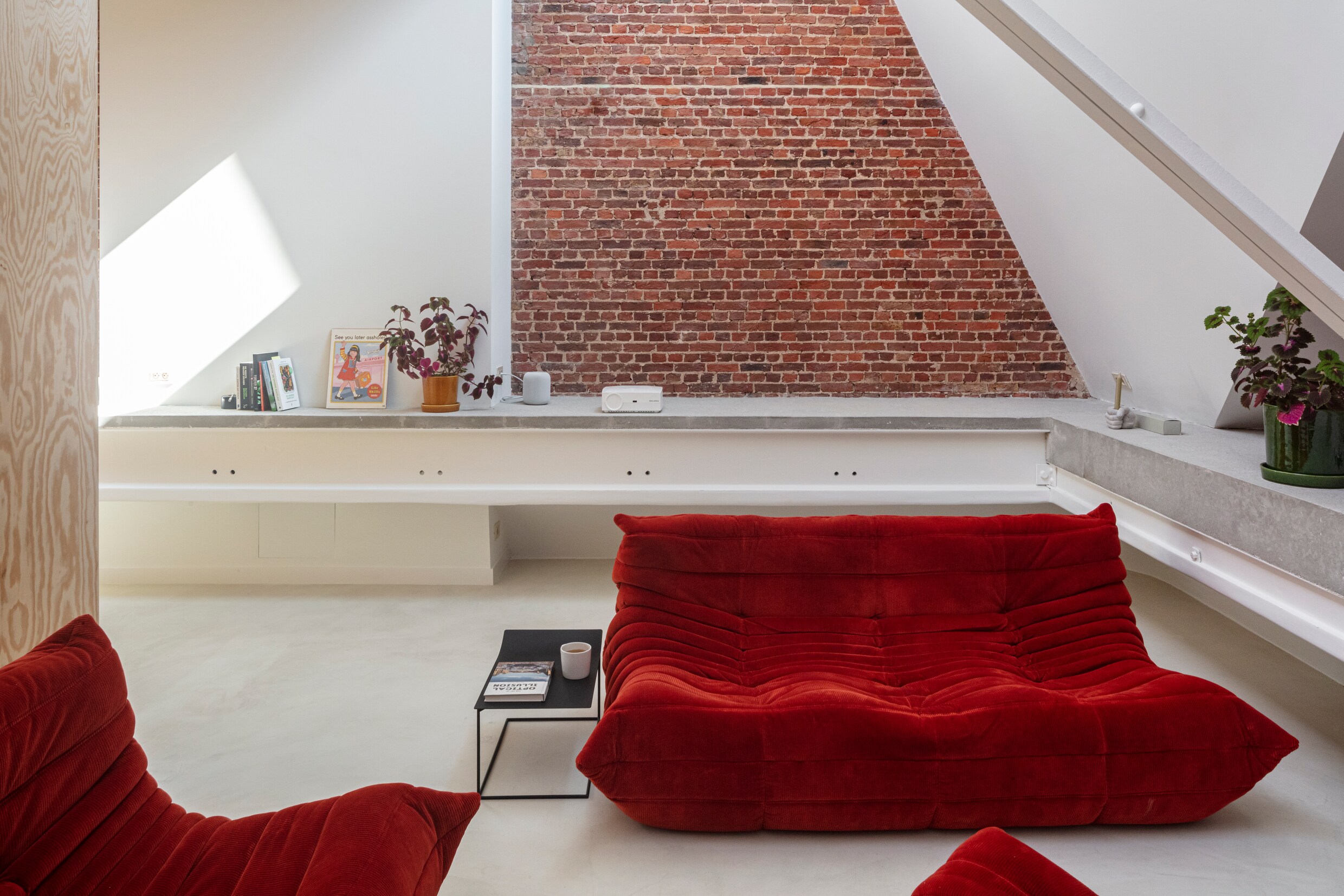 Binnenkijken in een zonovergoten loft, genesteld op de zolder van een ...