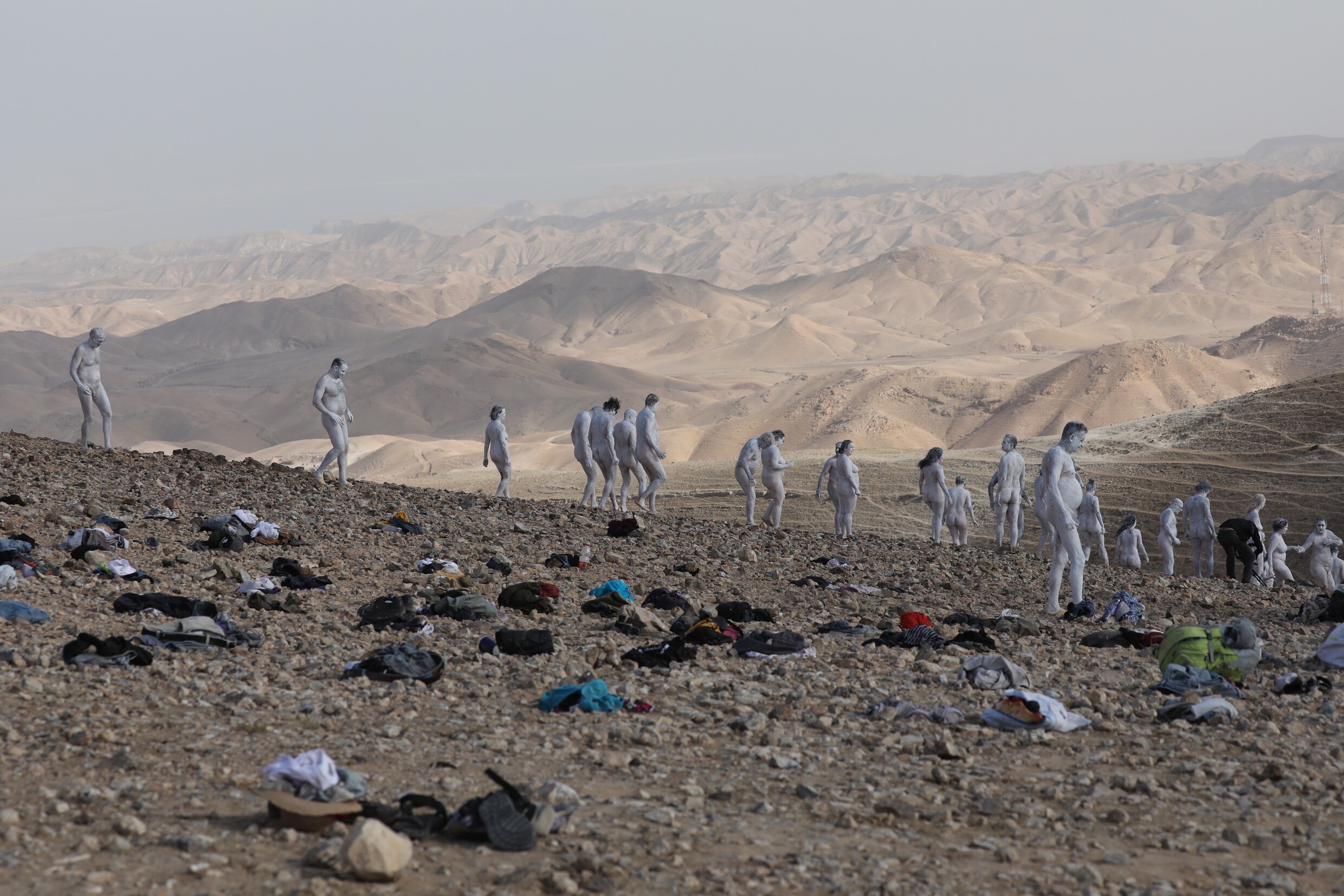 In beeld: honderden mensen uit de kleren in nieuwe fotoshoot van ...