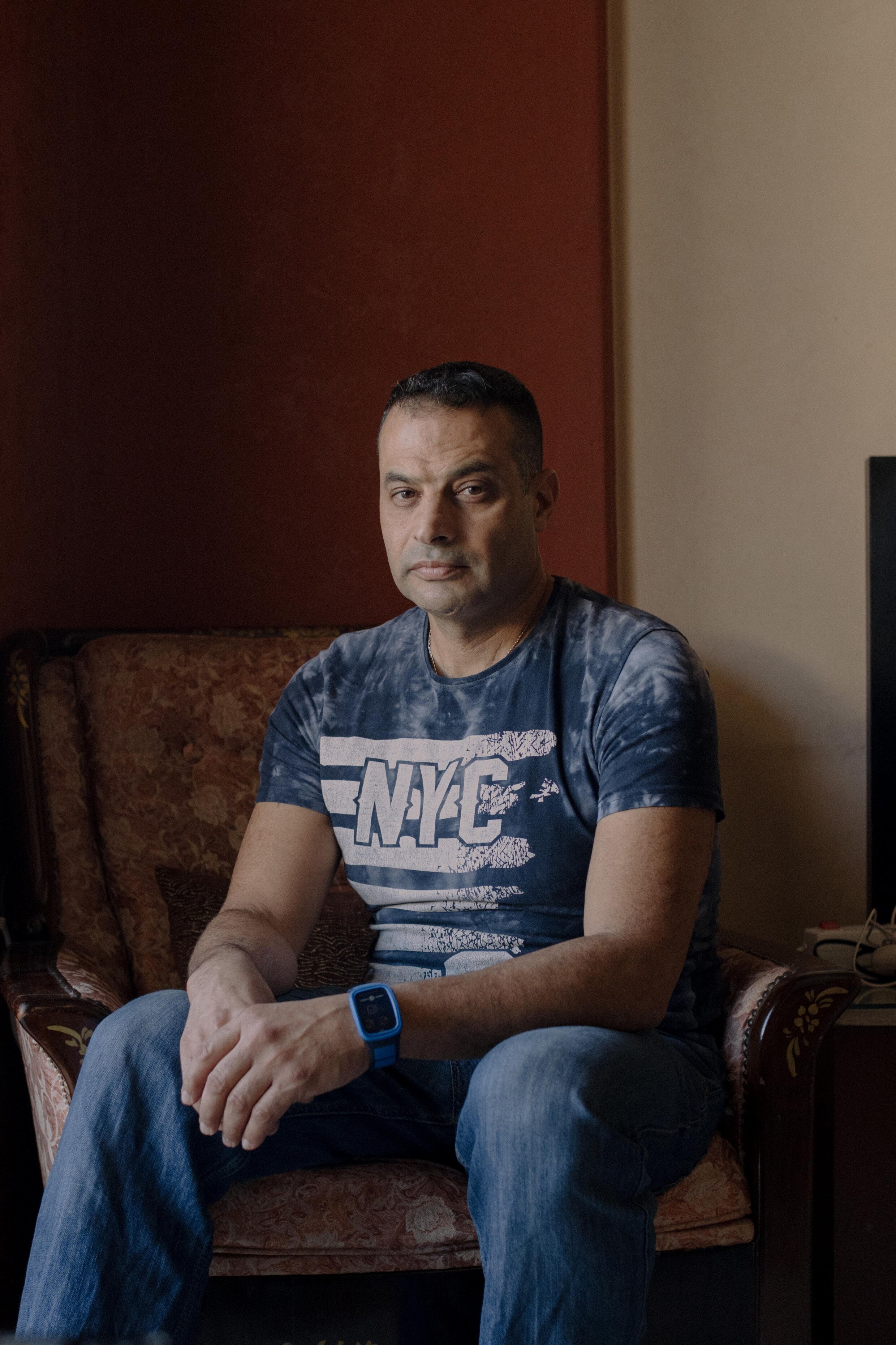 In het water ontvlucht voormalig zwemkampioen Mahmoud de zorgen over ...