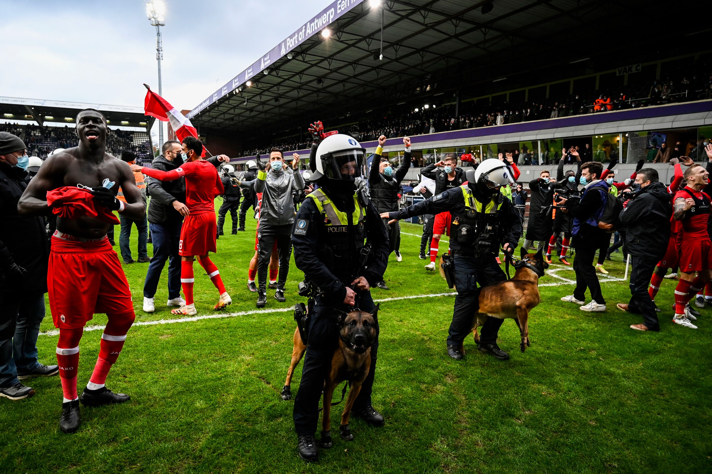 De boel staat in brand: politie arresteert fans in Beerschot, ook ...
