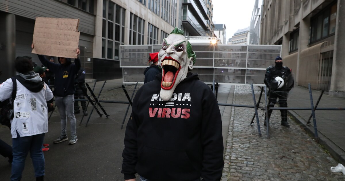 Duitsland richt hulppunt op voor naasten van complotdenkers: ‘Iemand zo ...