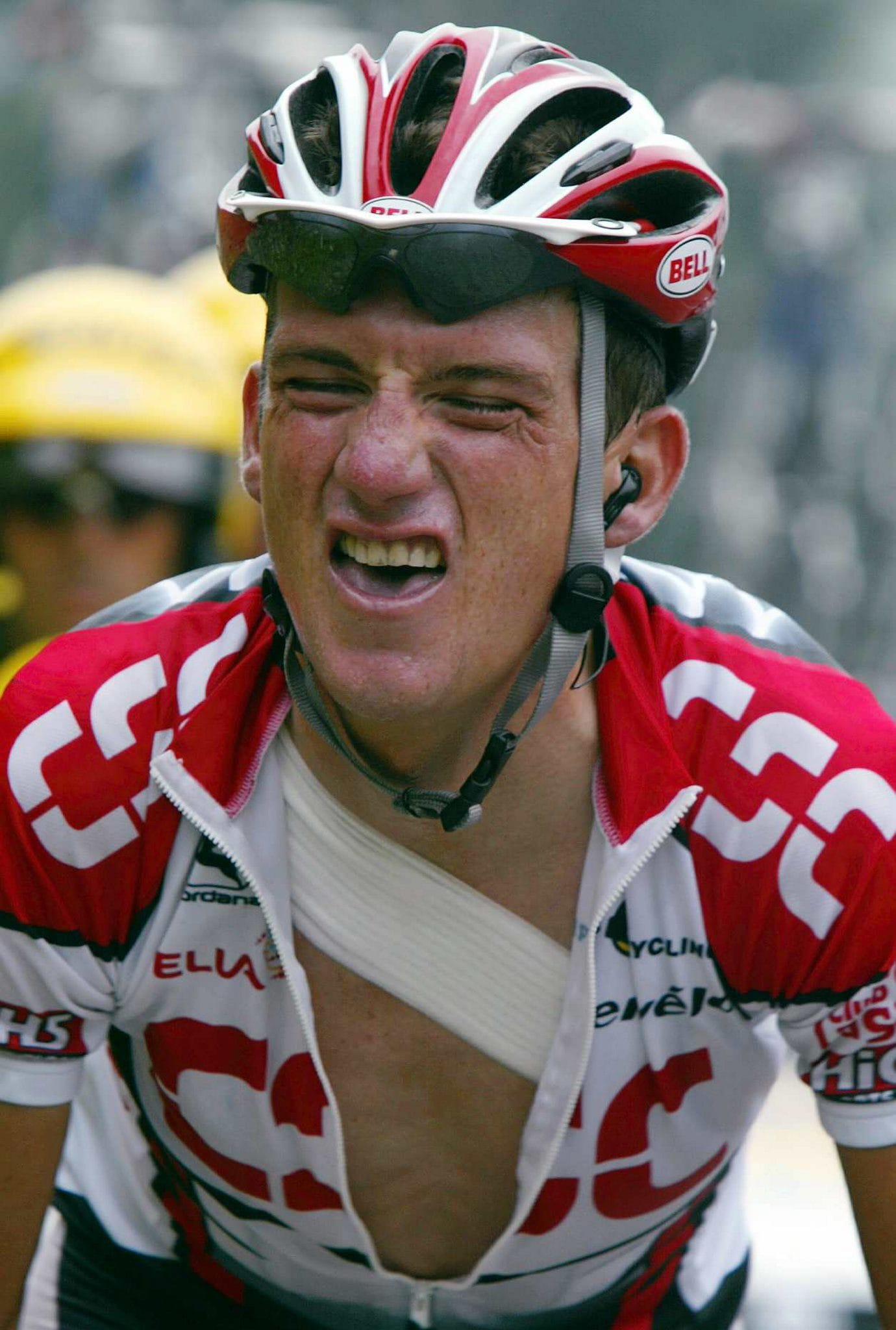 Botbreuk of niet, een wielrenner stapt altijd weer op de fiets | De Morgen