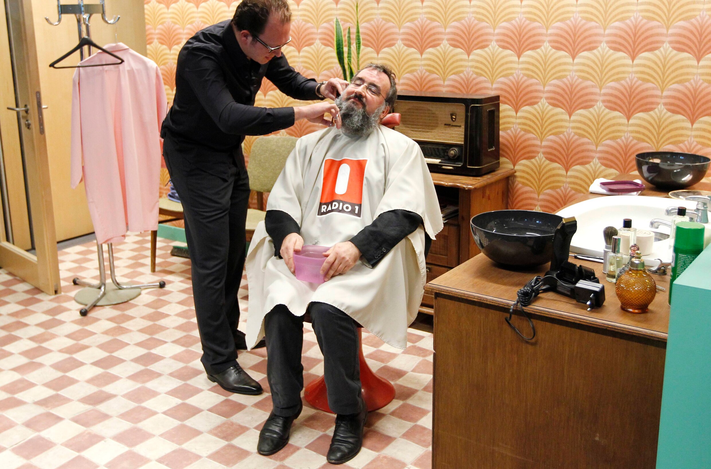 Radiomaker Koen Fillet laat protestbaard afscheren | De Morgen