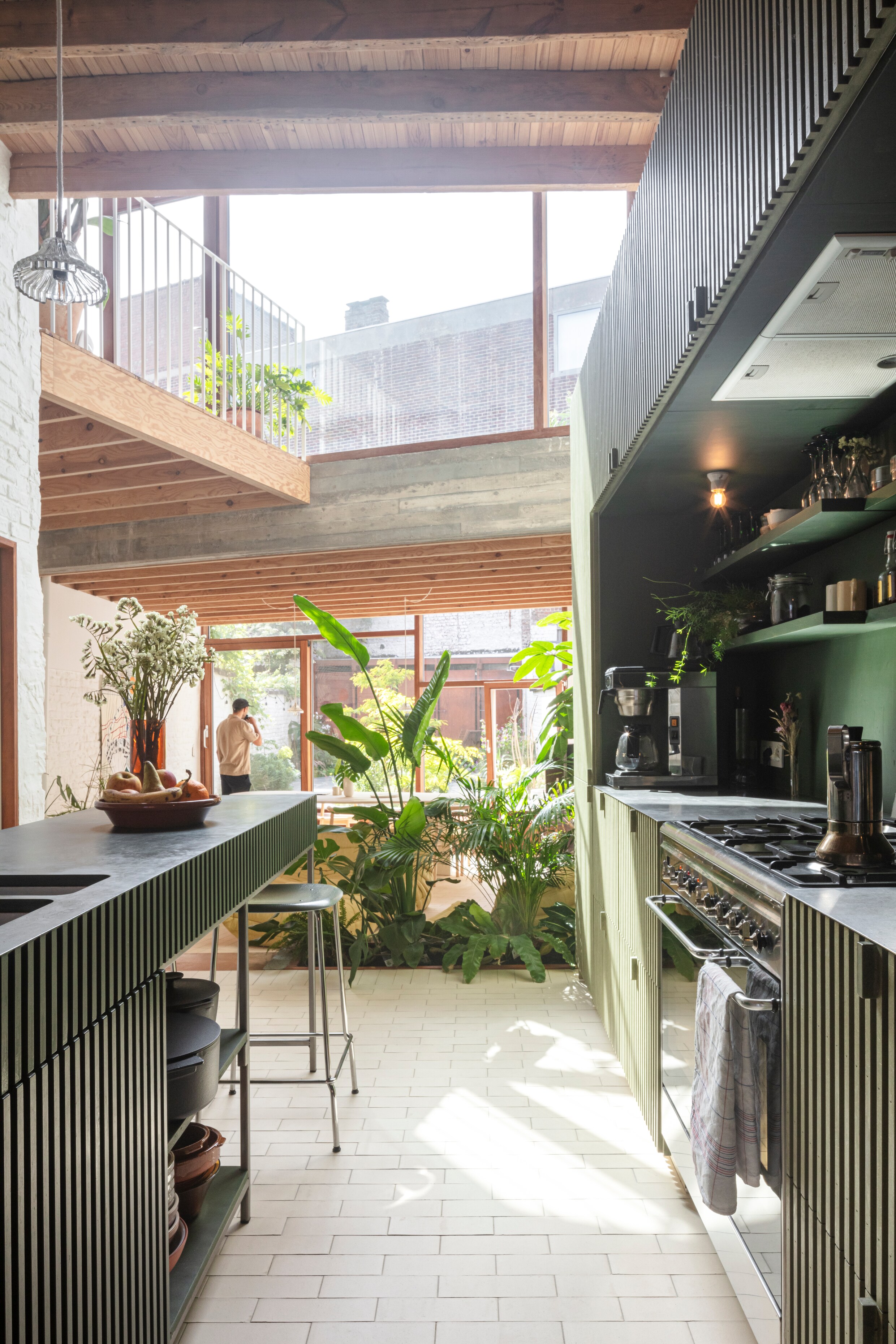 Binnenkijken in een Gents rijhuis: ‘Pas toen we de valse plafonds ...