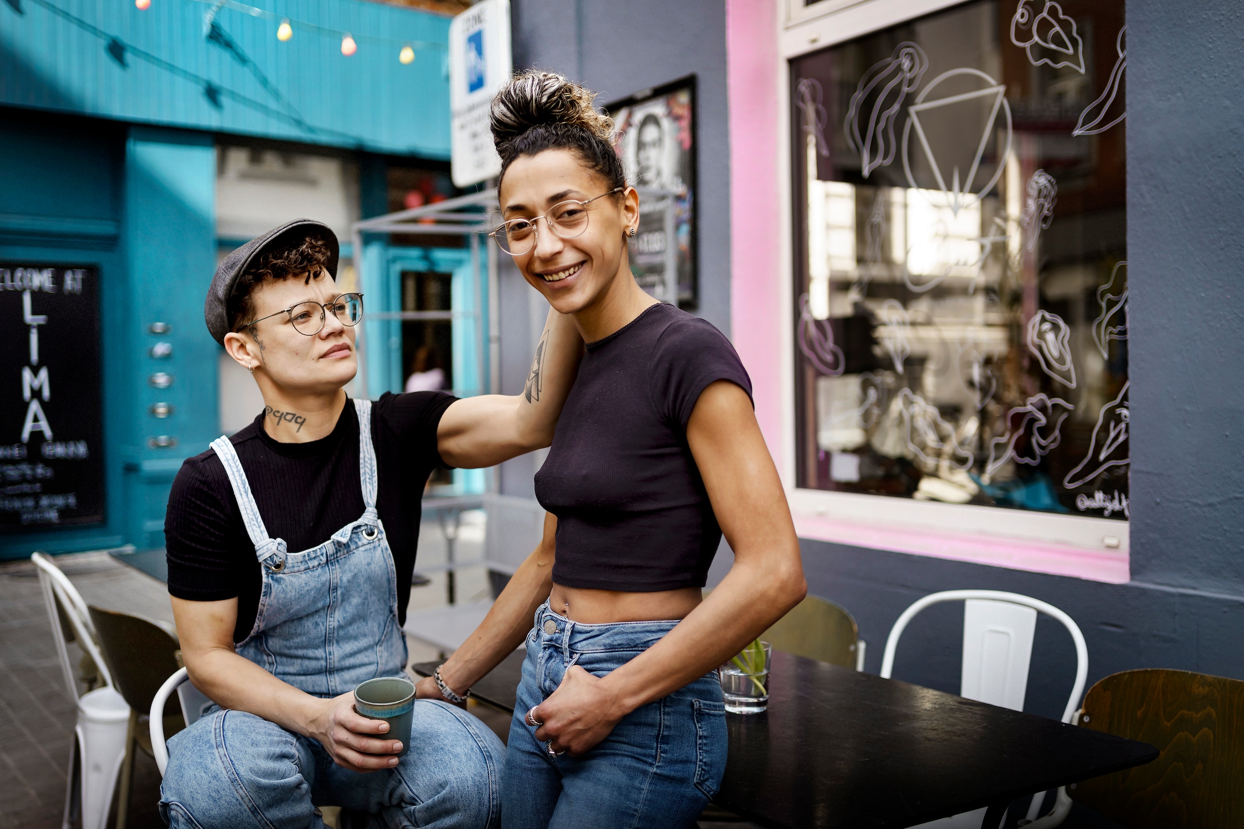 In dit nieuwe Antwerpse café vinden vrouwen een safe space: ‘Eindelijk ...