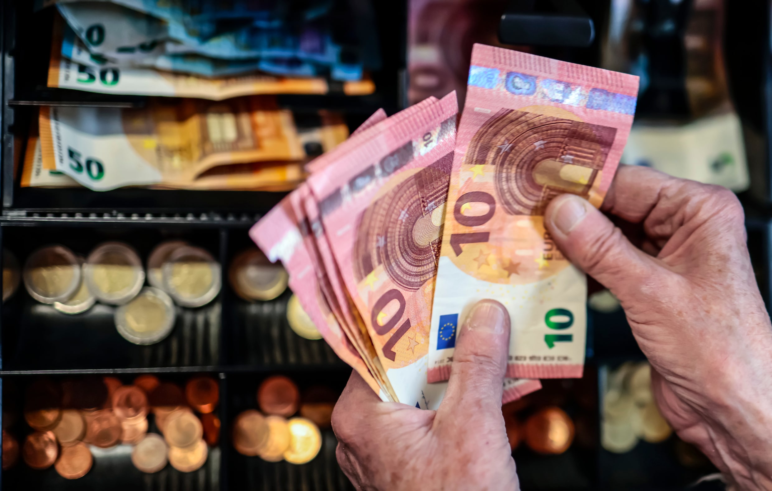 Waarom cash geld zo onweerstaanbaar is: nooit waren er meer biljetten ...