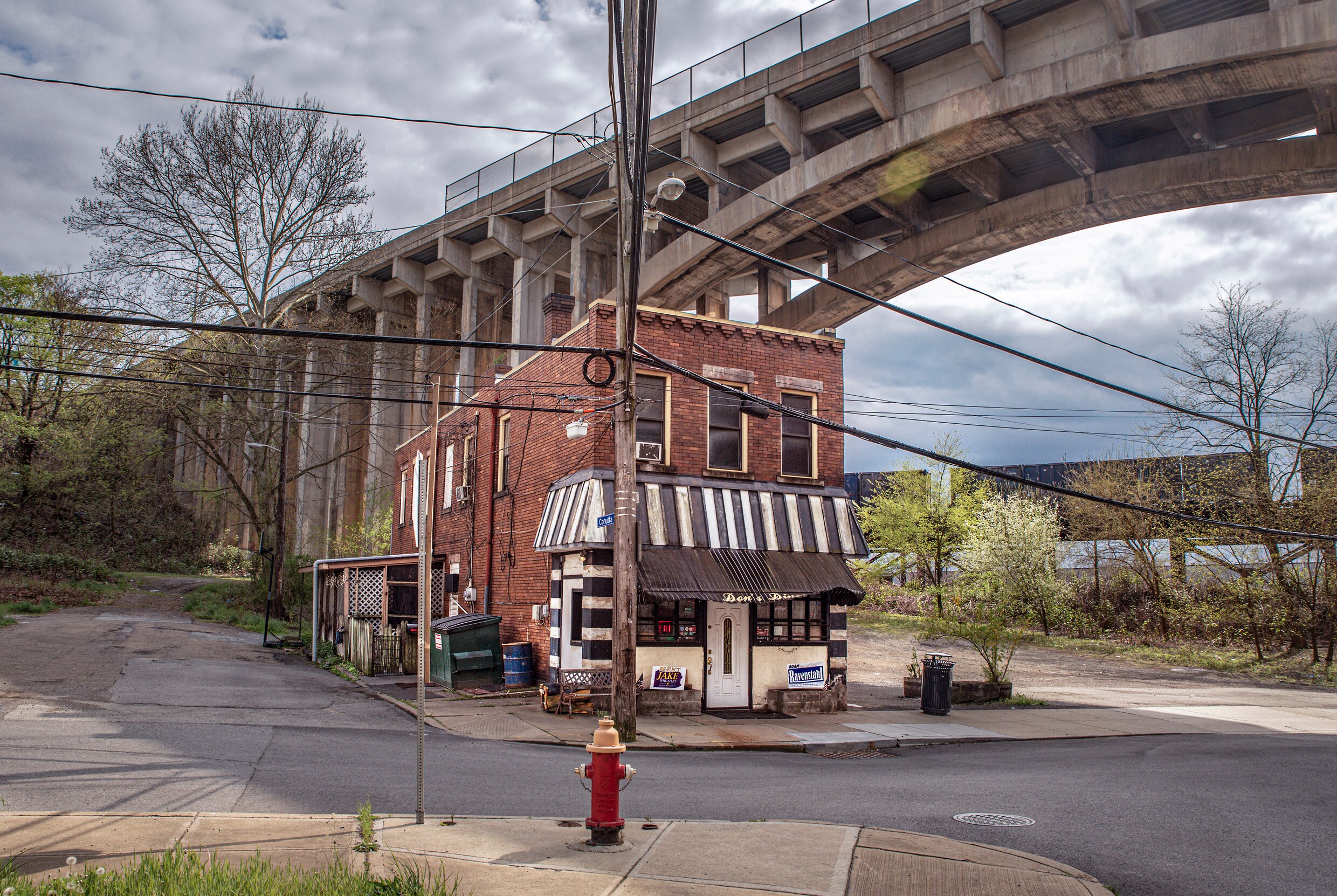 Huizen onder de brug vind je in Pittsburgh bij de vleet, maar wie wil ...