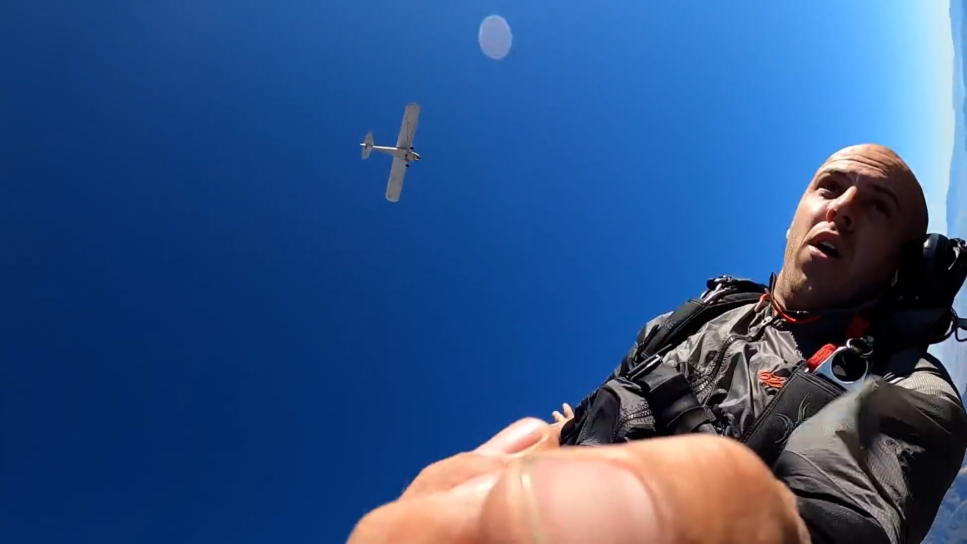 YouTuber onder vuur nadat hij vliegtuigje opzettelijk laat neerstorten ...