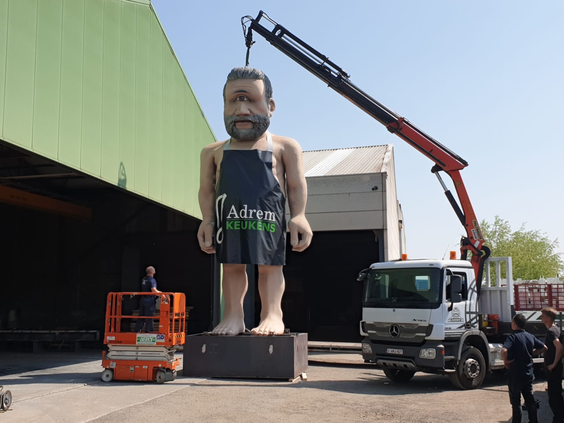 ‘Naakte’ cycloop is geland in Eeklo, en draagt nu een schort | De Morgen