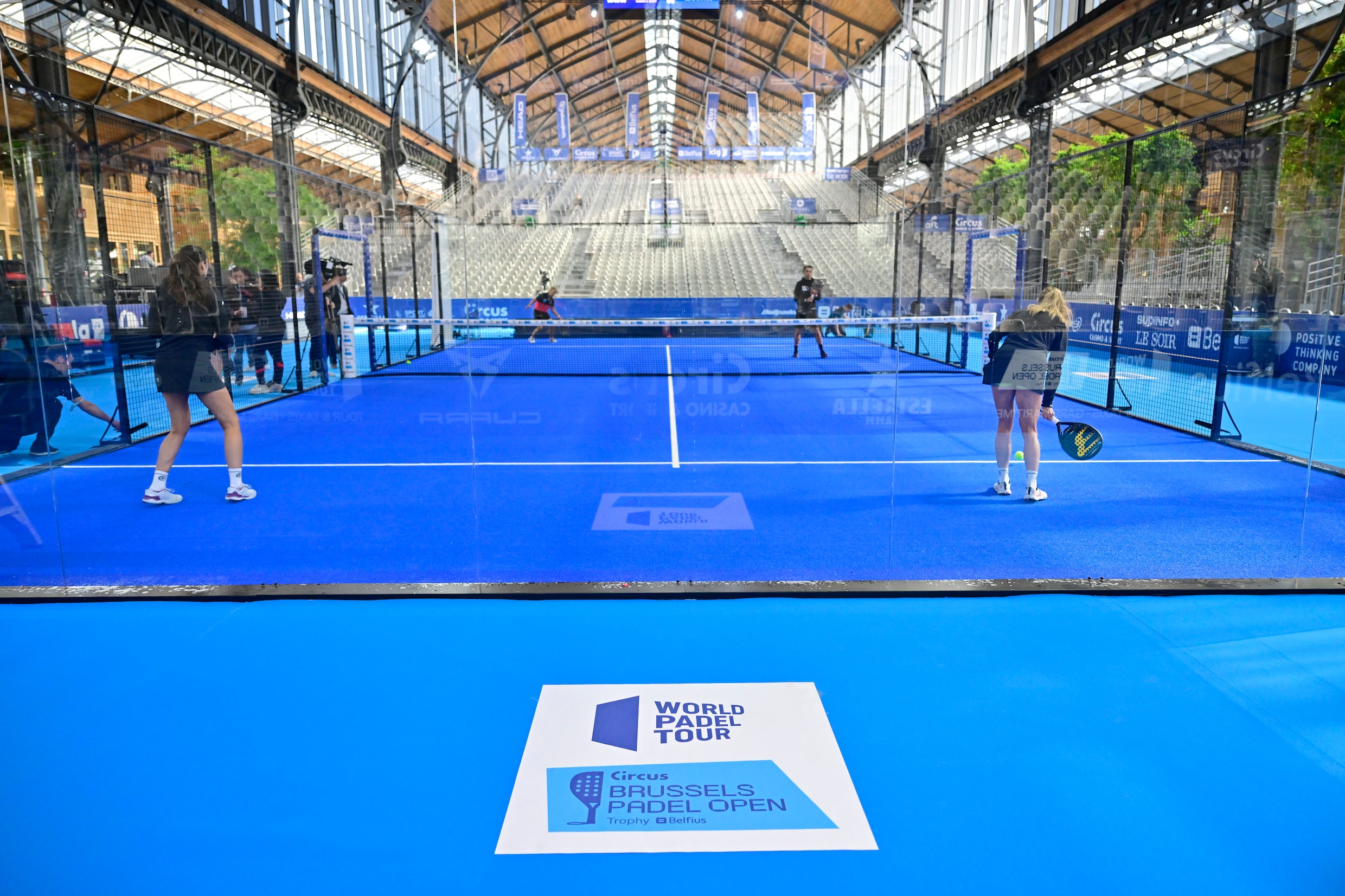 Padel is soms een keiharde fysieke strijd, maar veel vaker een sociale ...
